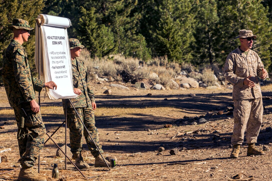 A Marine Corps instructor gives a class on rope tying to Marines on the ...