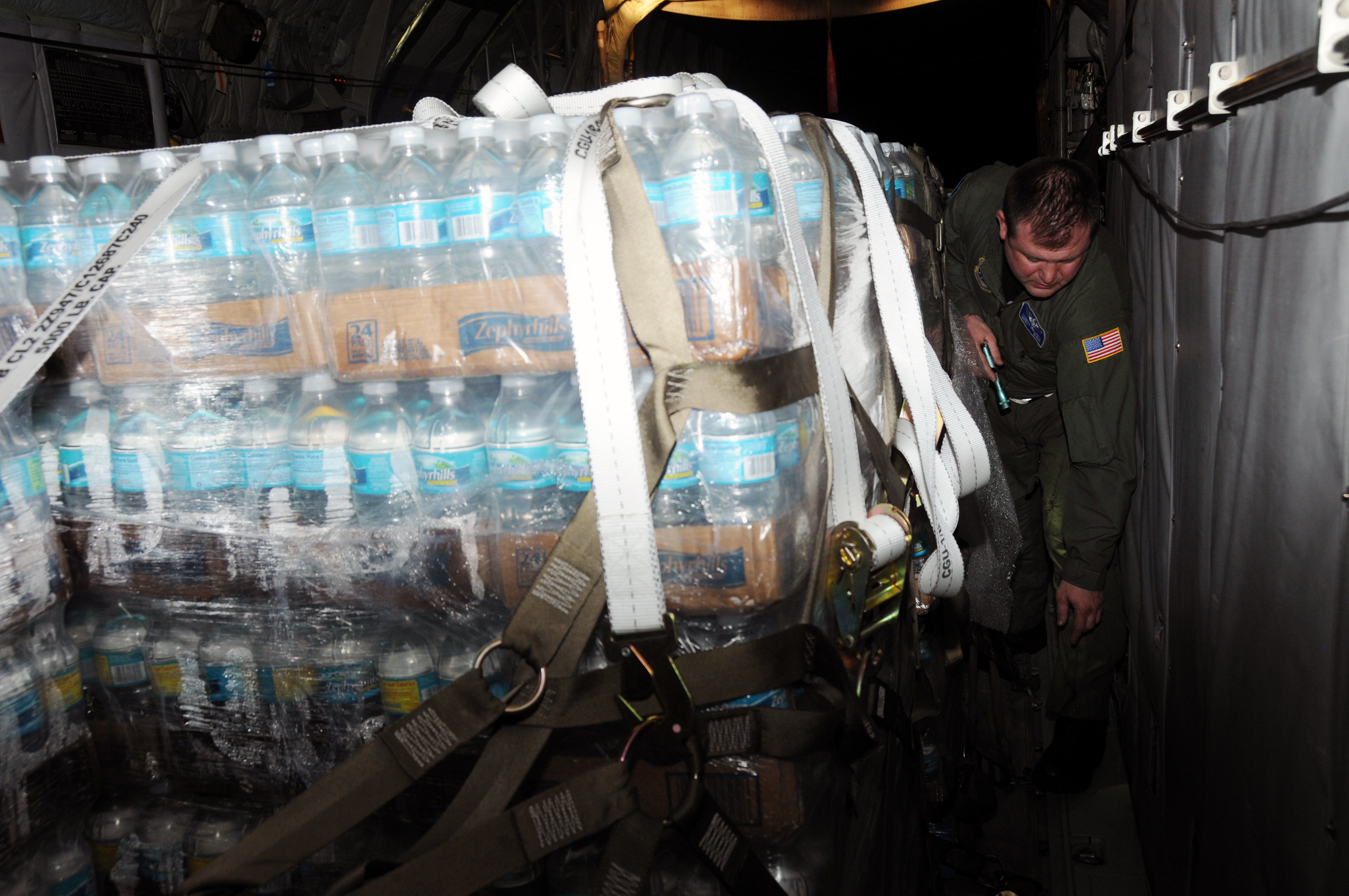 New York ANG crew flies water into Haiti > National Guard > Article View