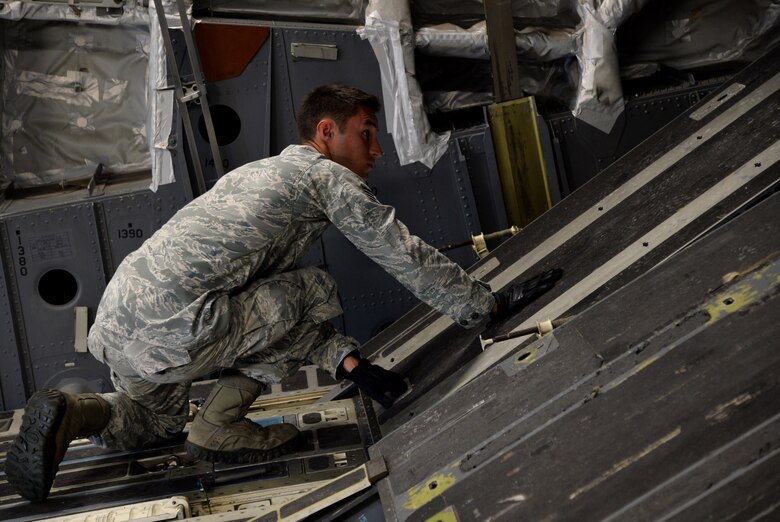 A day in the life: C-17 Crew Chief > 15th Wing > Article Display