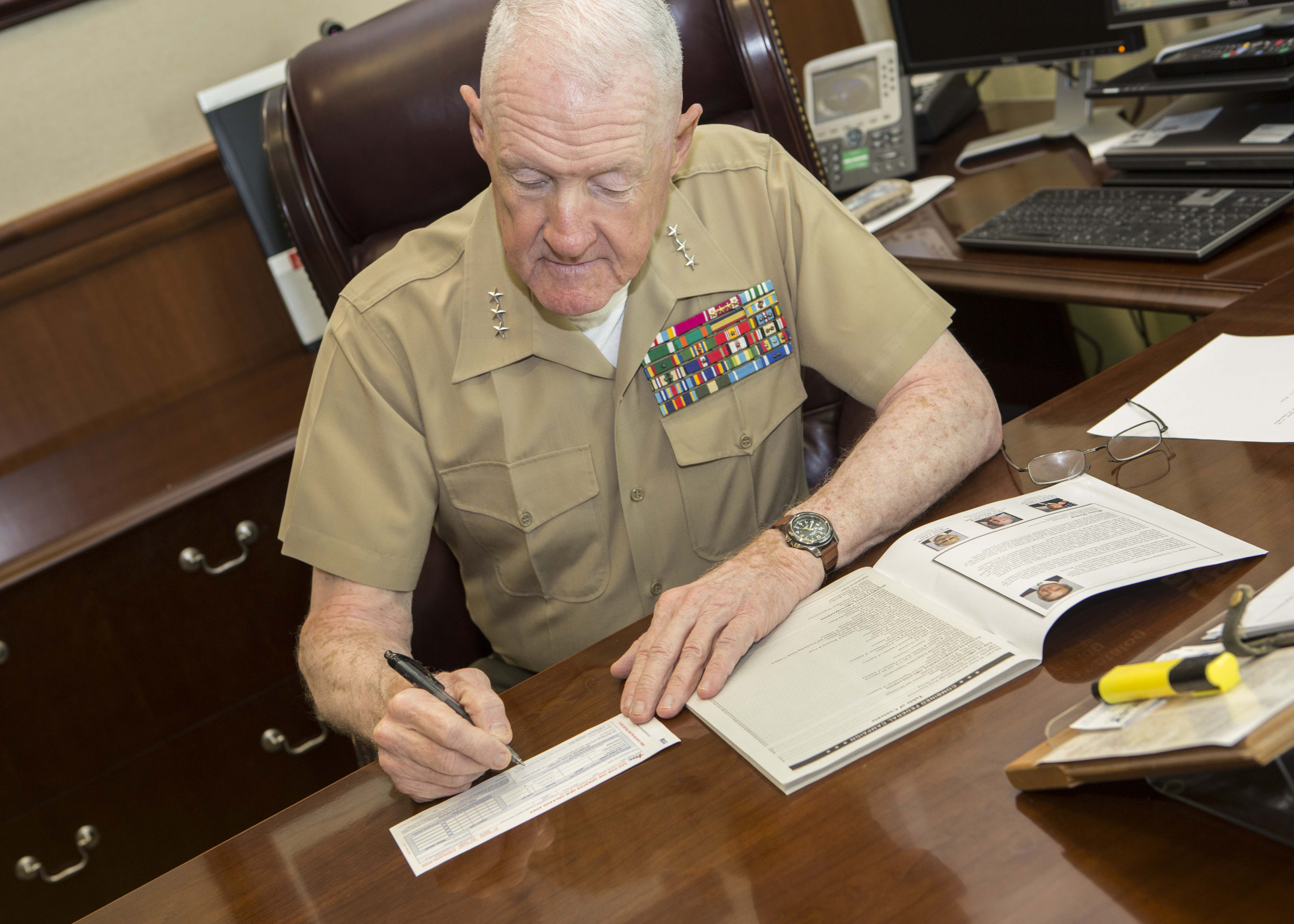 Lt. Gen. Richard P. Mills contributes to Combined Federal Campaign