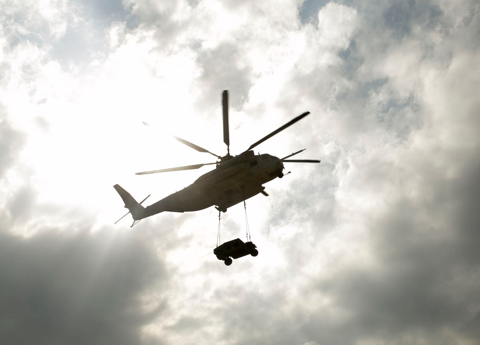 Pilots’ landing support specialists work together for external lifts ...