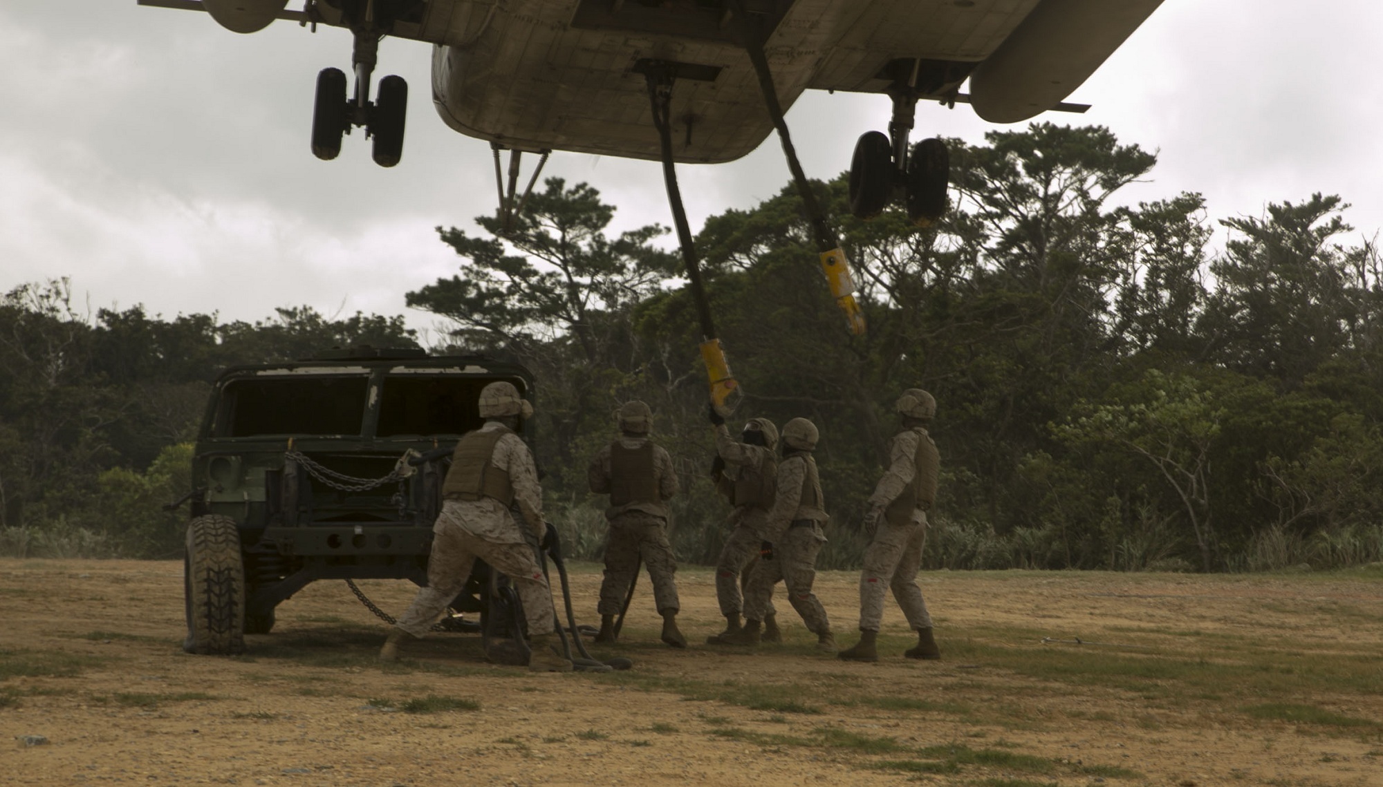 Pilots’ landing support specialists work together for external lifts
