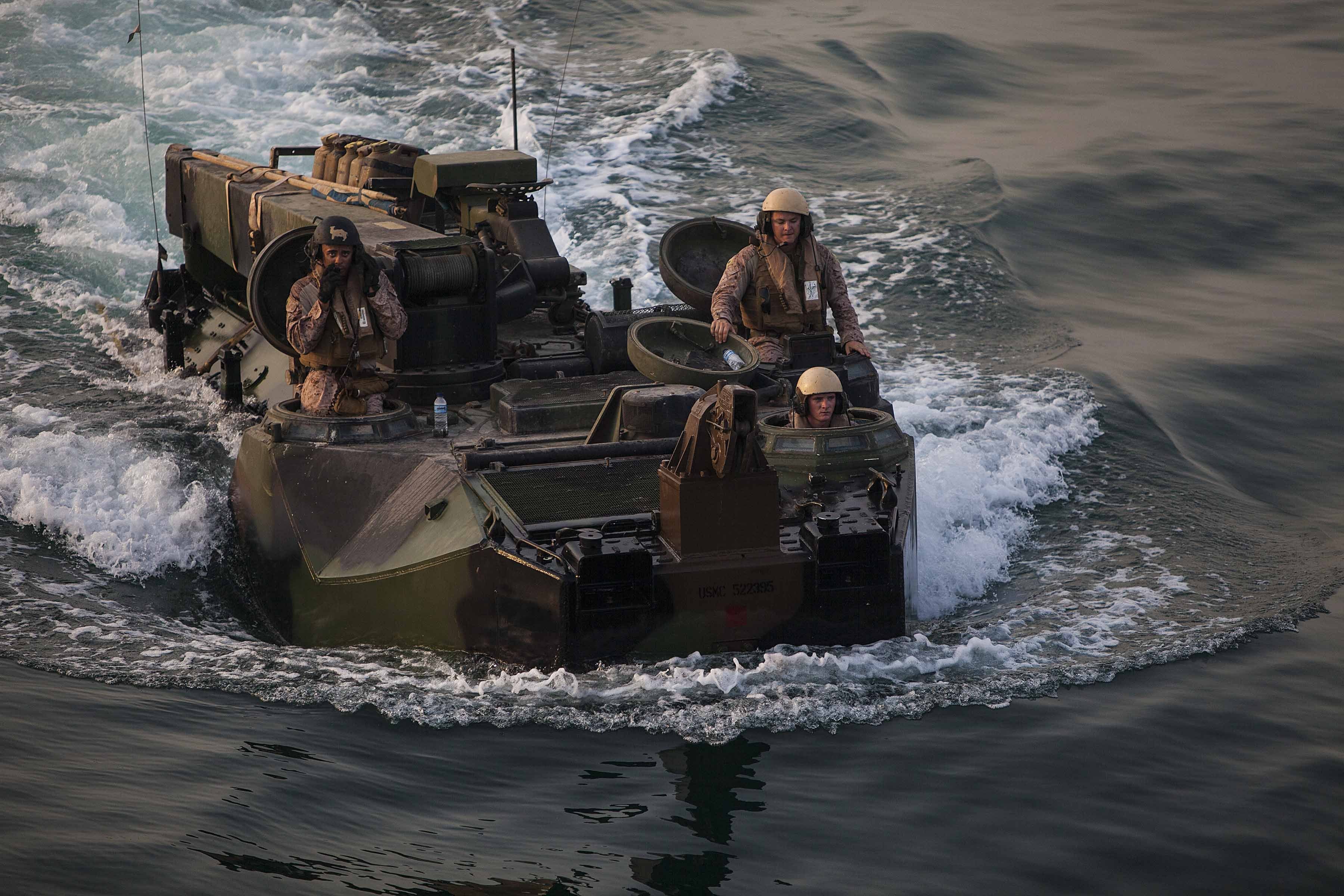22nd MEU AAVs return to USS Gunston Hall