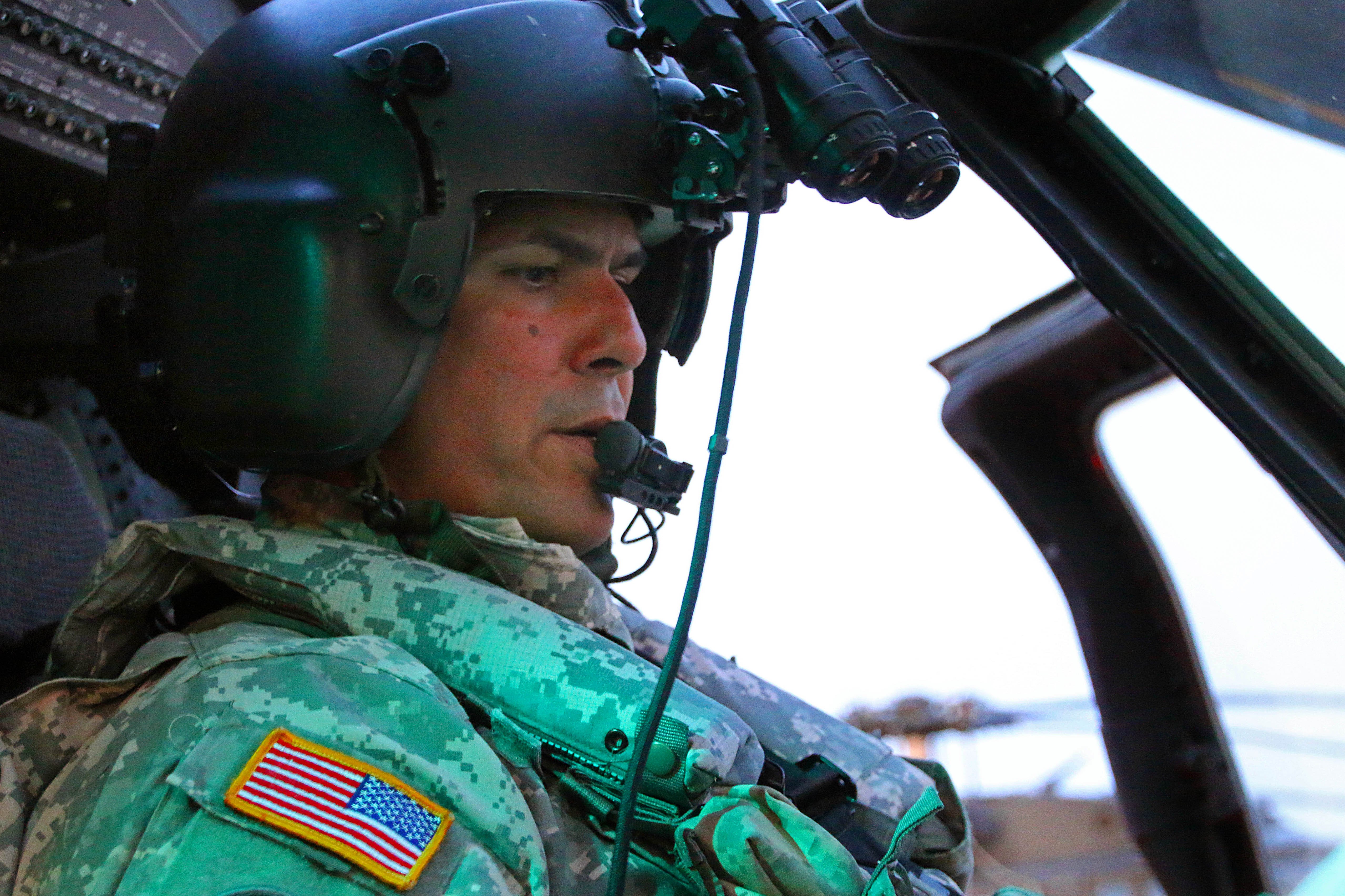Army Chief Warrant Officer 2 Alberto Ponce de León inspects the ...