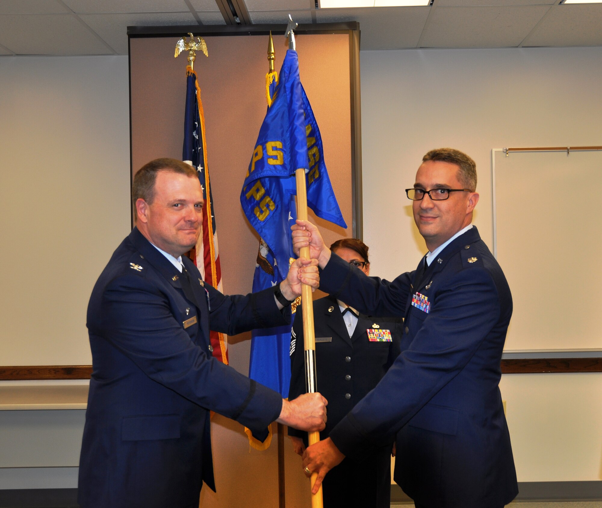 Port dogs welcome new commander > 433rd Airlift Wing > Article Display