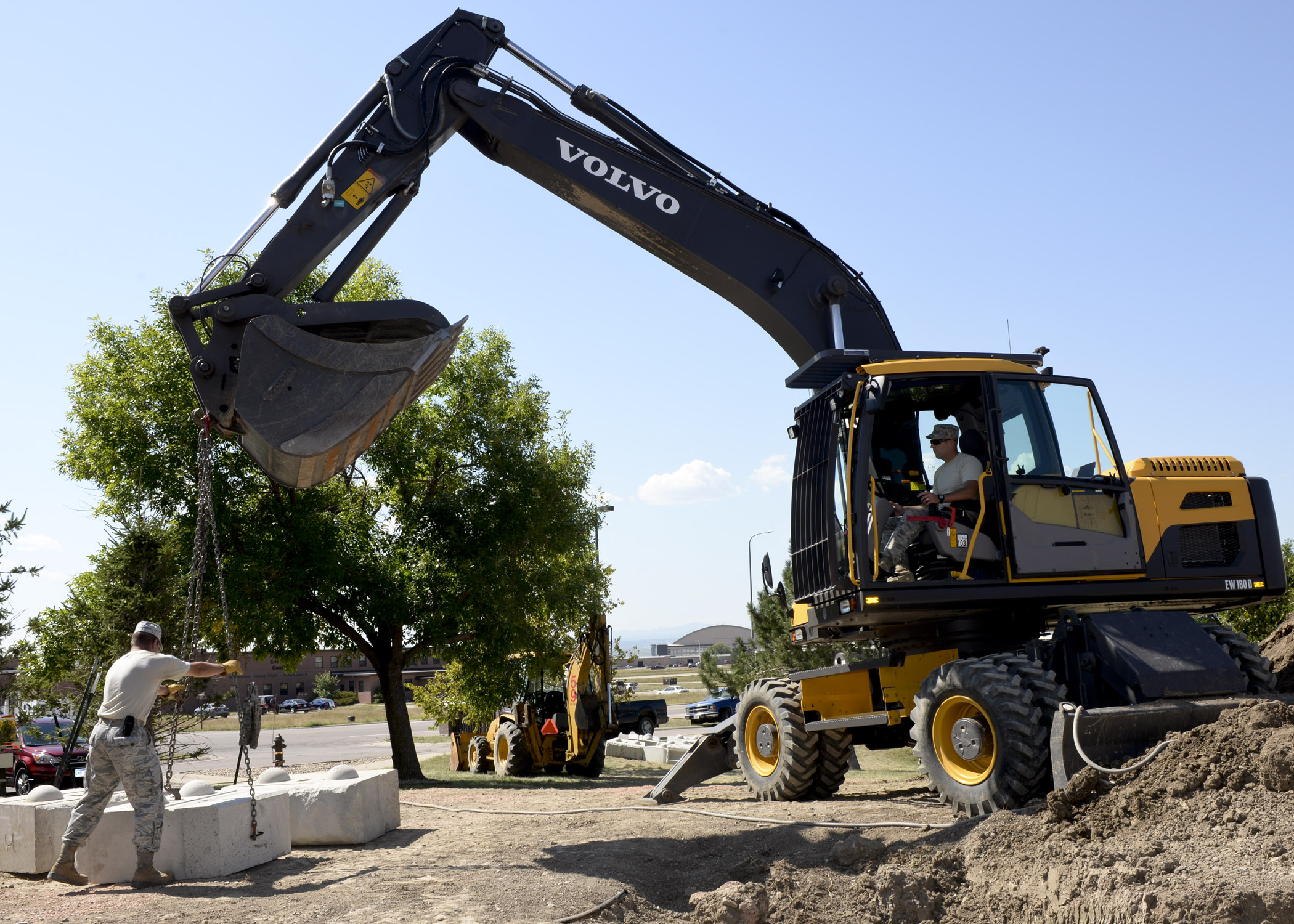 28th CES Airmen build wall > Ellsworth Air Force Base > Article Display