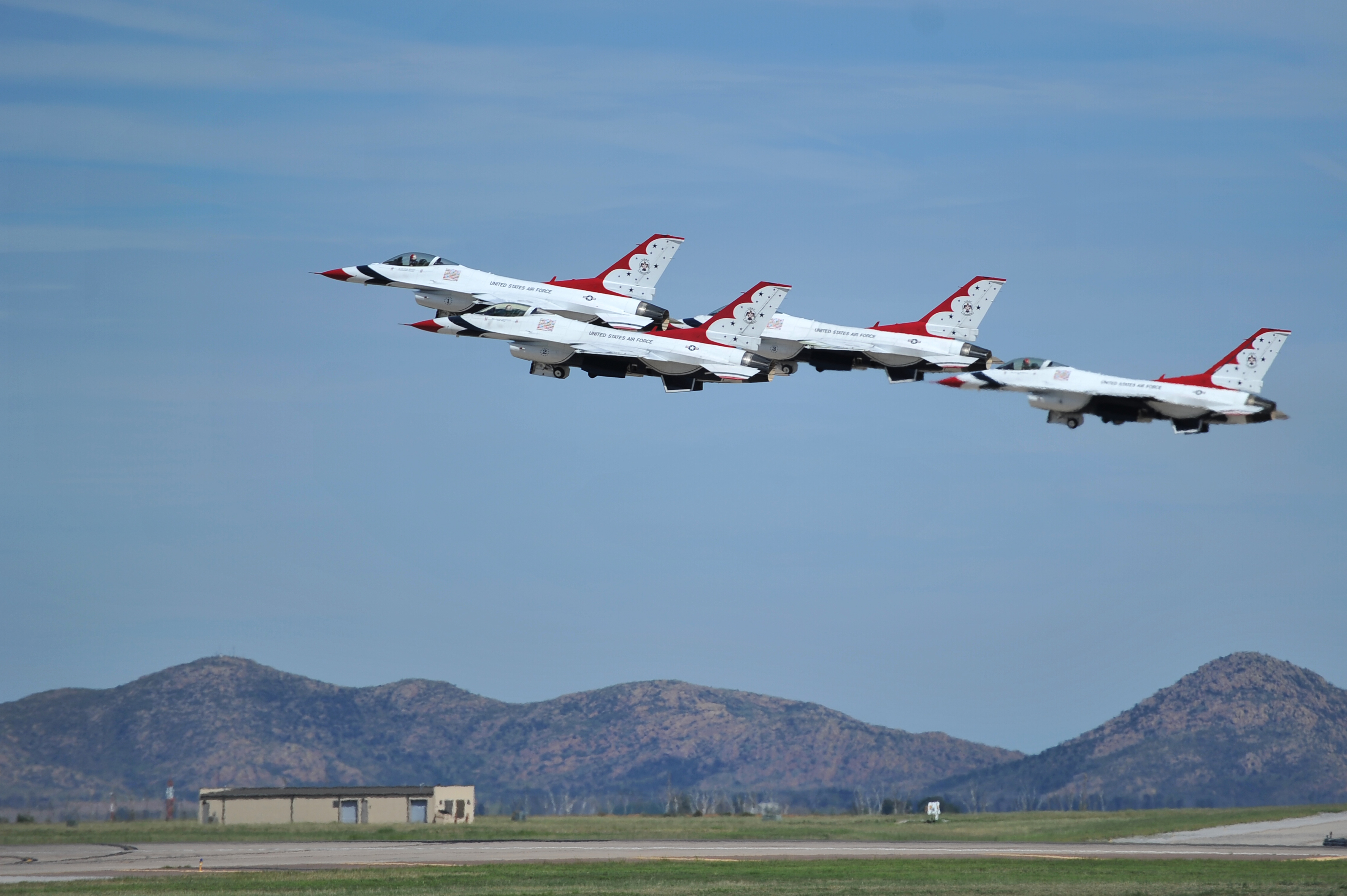 Thunderbirds soar over Altus skies > Altus Air Force Base > Article Display