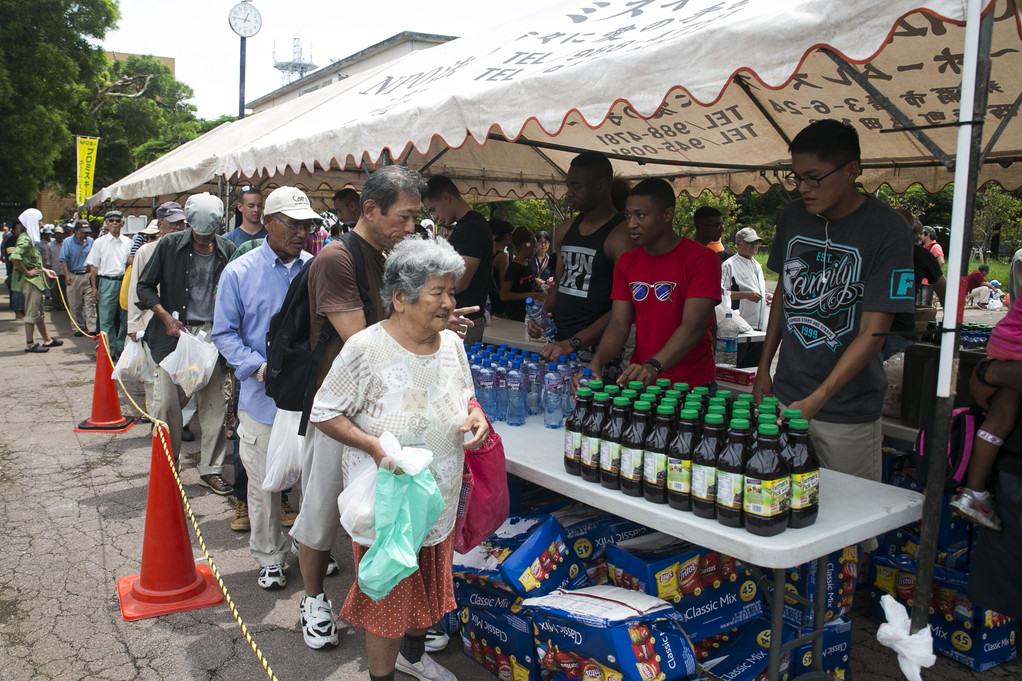 Marines volunteer time, help those in need
