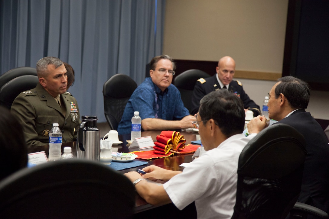 Chief Cabinet Secretary Suga visits Futenma