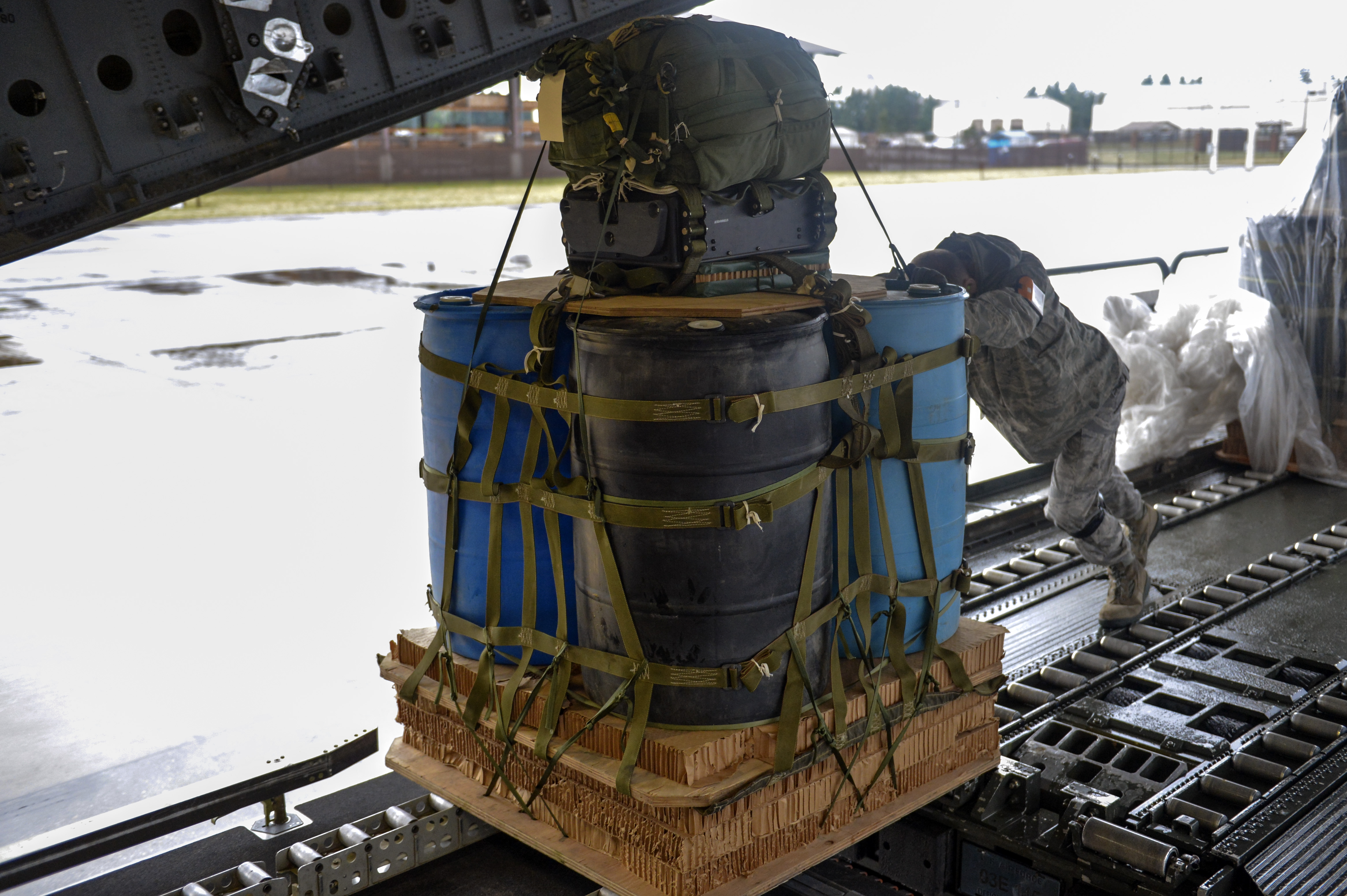 McChord aircrew conducts in-flight refueling, JPADS training > Air ...
