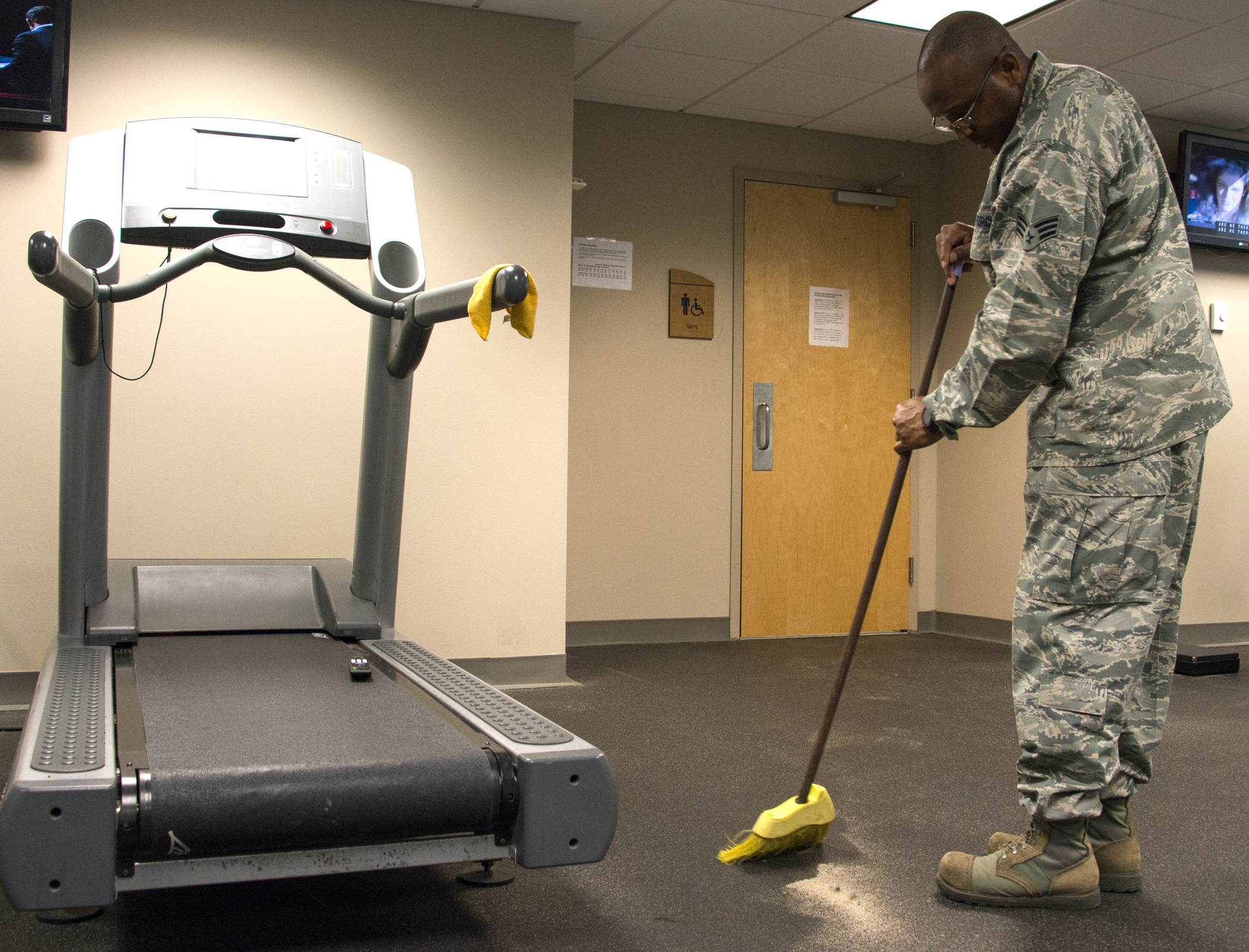 Airmen pitch in to clean Duke Field gym > 919th Special Operations Wing ...