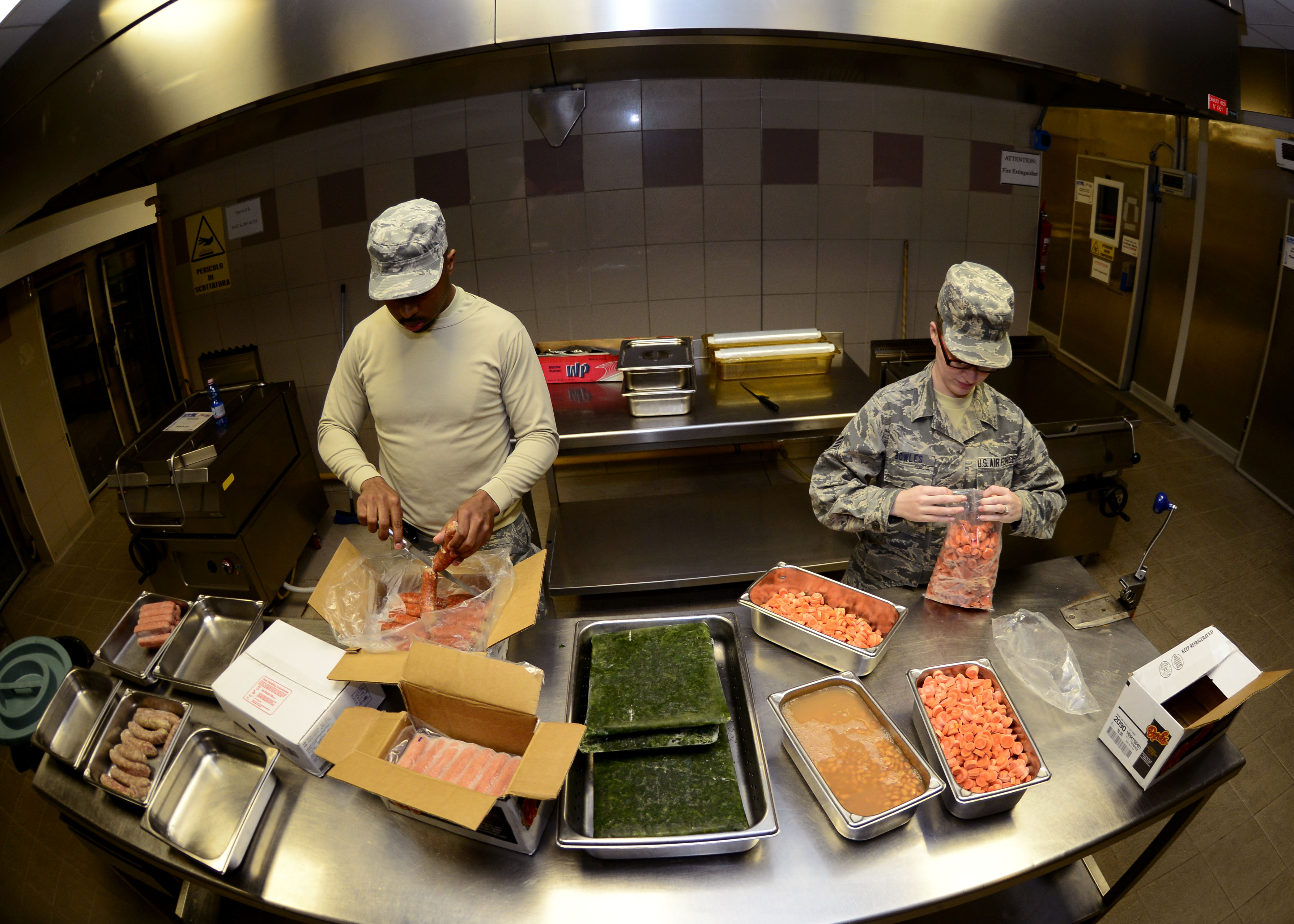 LDV serves hot meals to Airmen > Aviano Air Base > Display