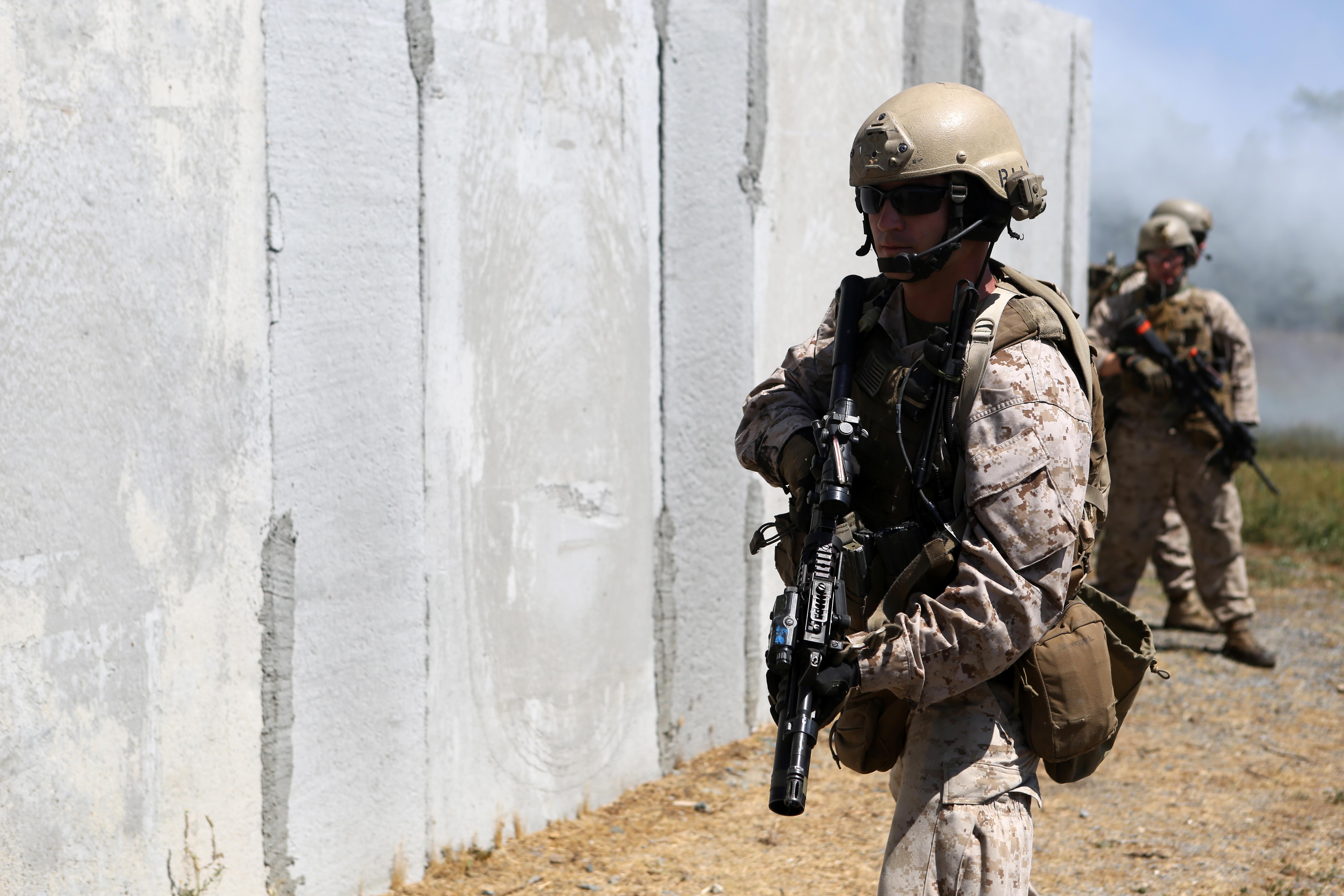 Recon Marines execute live-fire raid
