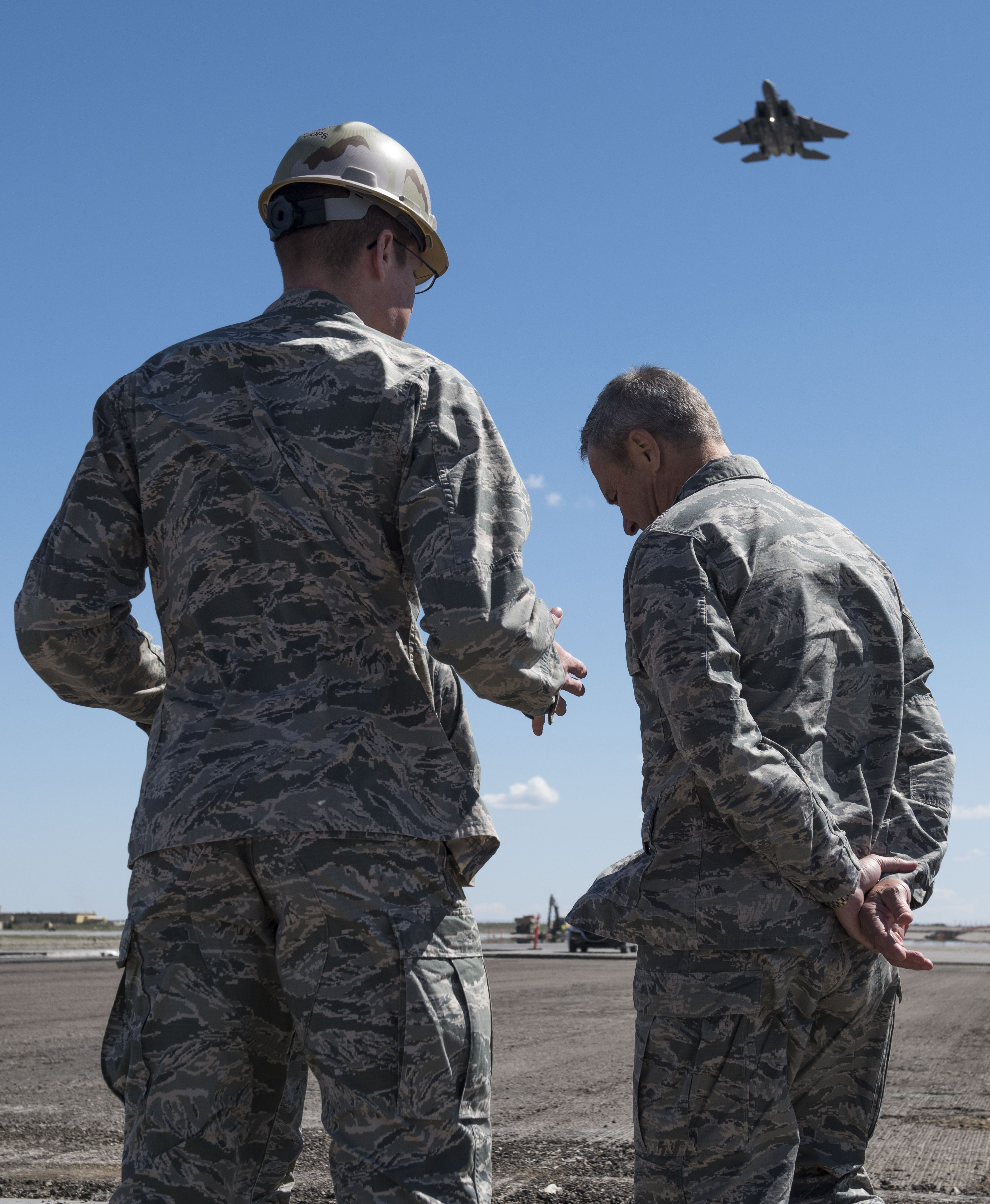 12 AF commander visits Gunfighters, recognizes excellence > Mountain ...