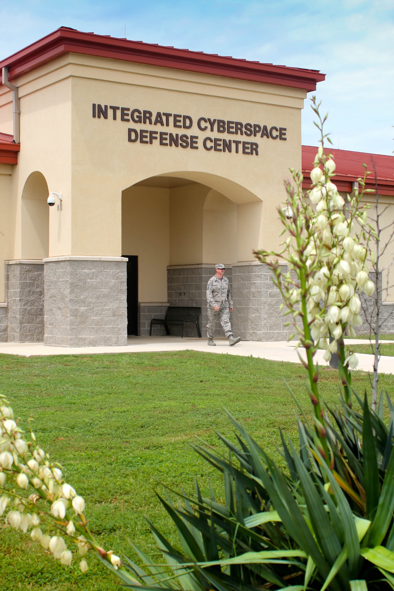AFRC Commander visits cyber Airmen > 10th Air Force > Article Display