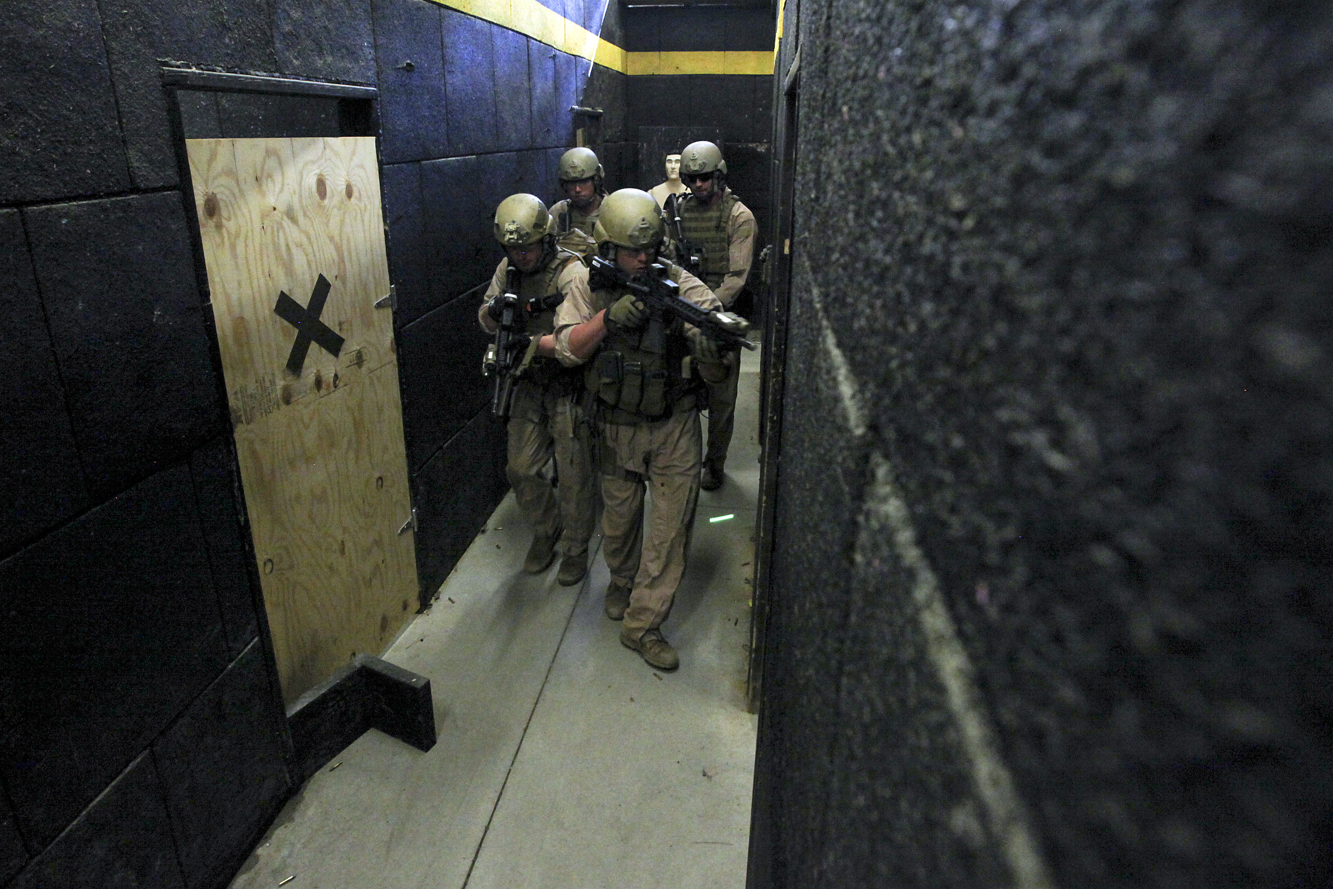 Marines clear a hallway while conducting live-fire room clearing drills ...
