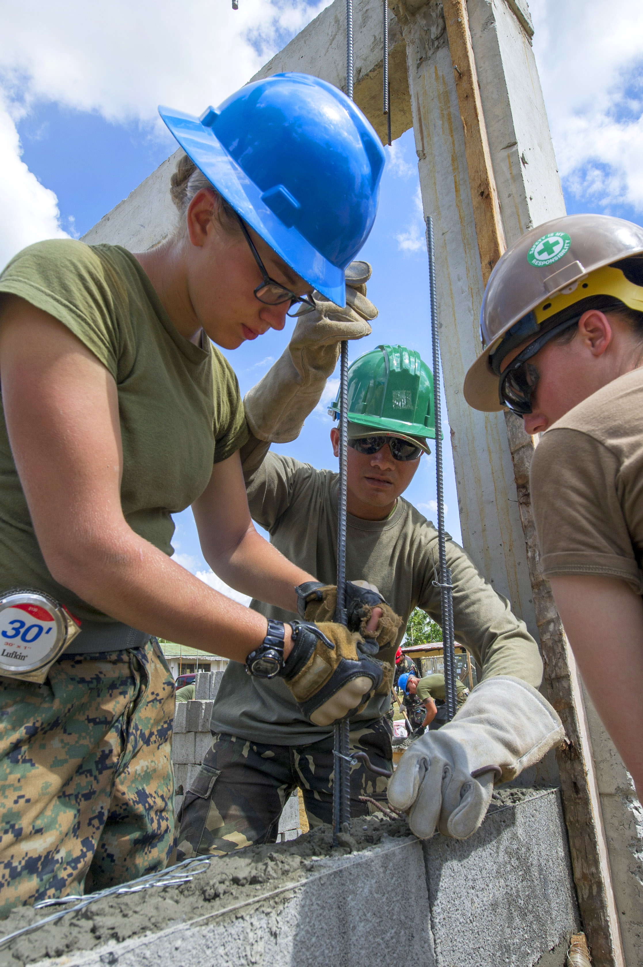 Philippines army Pvt. Oliver V. Clerigo, center, works with U.S. Marine ...