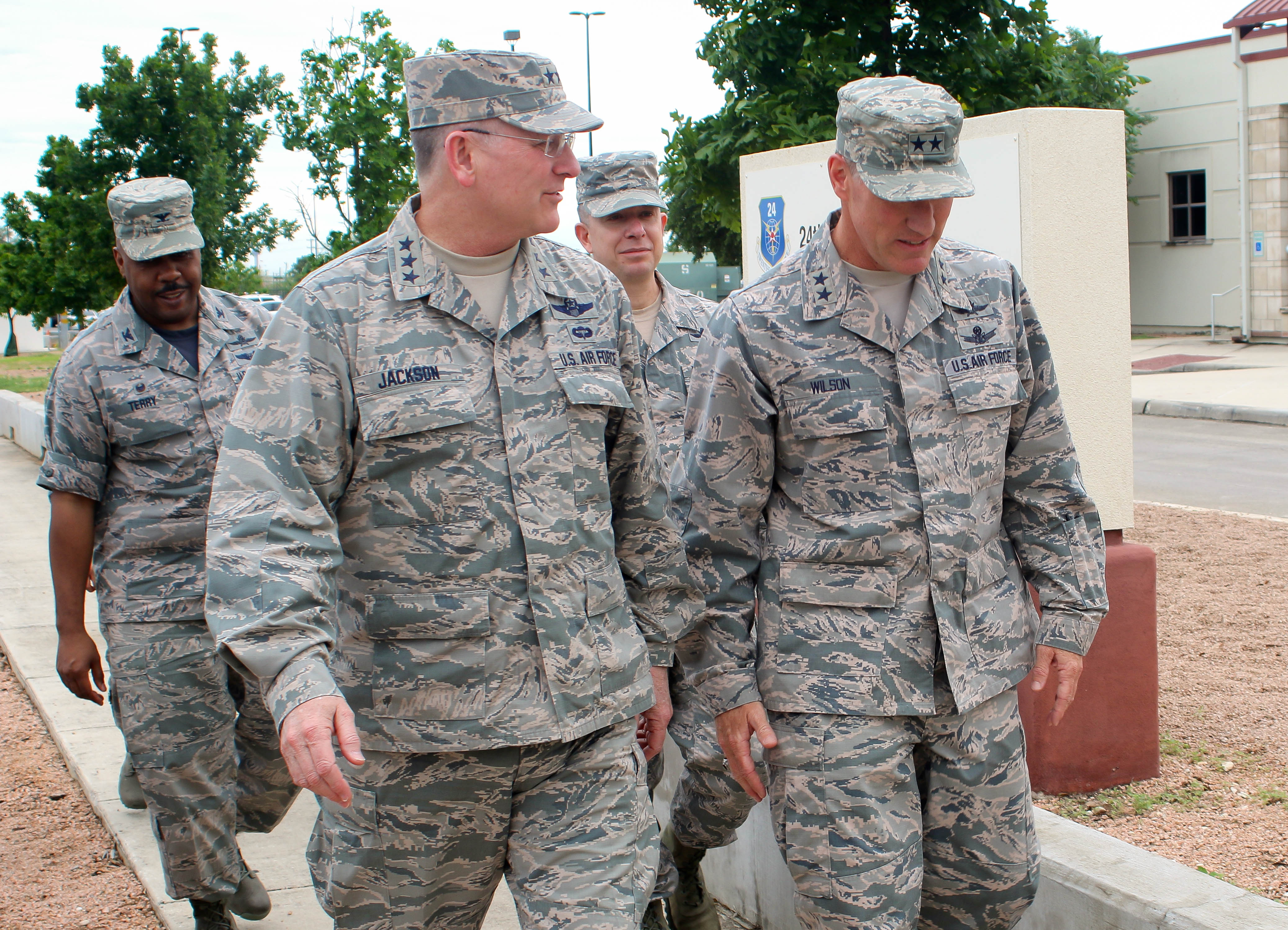 AFRC Commander visits cyber Airmen > Air Force Reserve Command > News ...