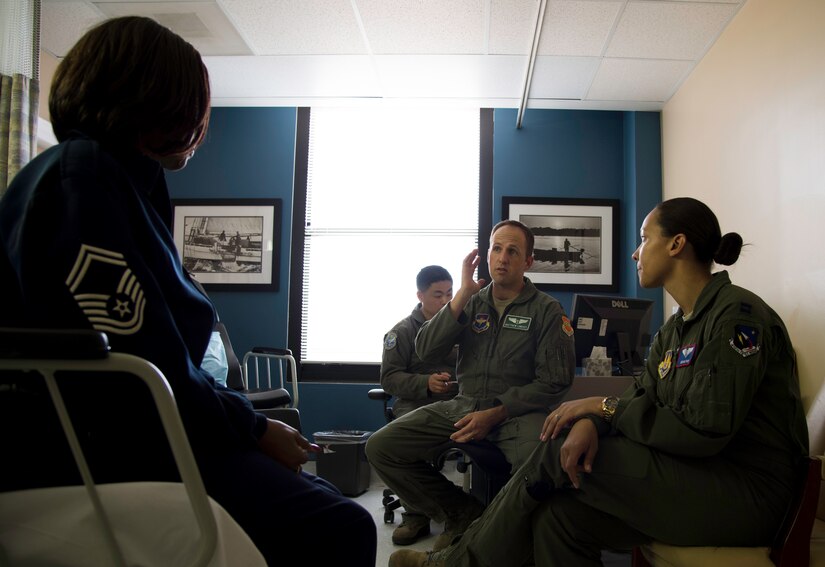 AF physicians train to ease pain using acupuncture > Joint Base Andrews ...
