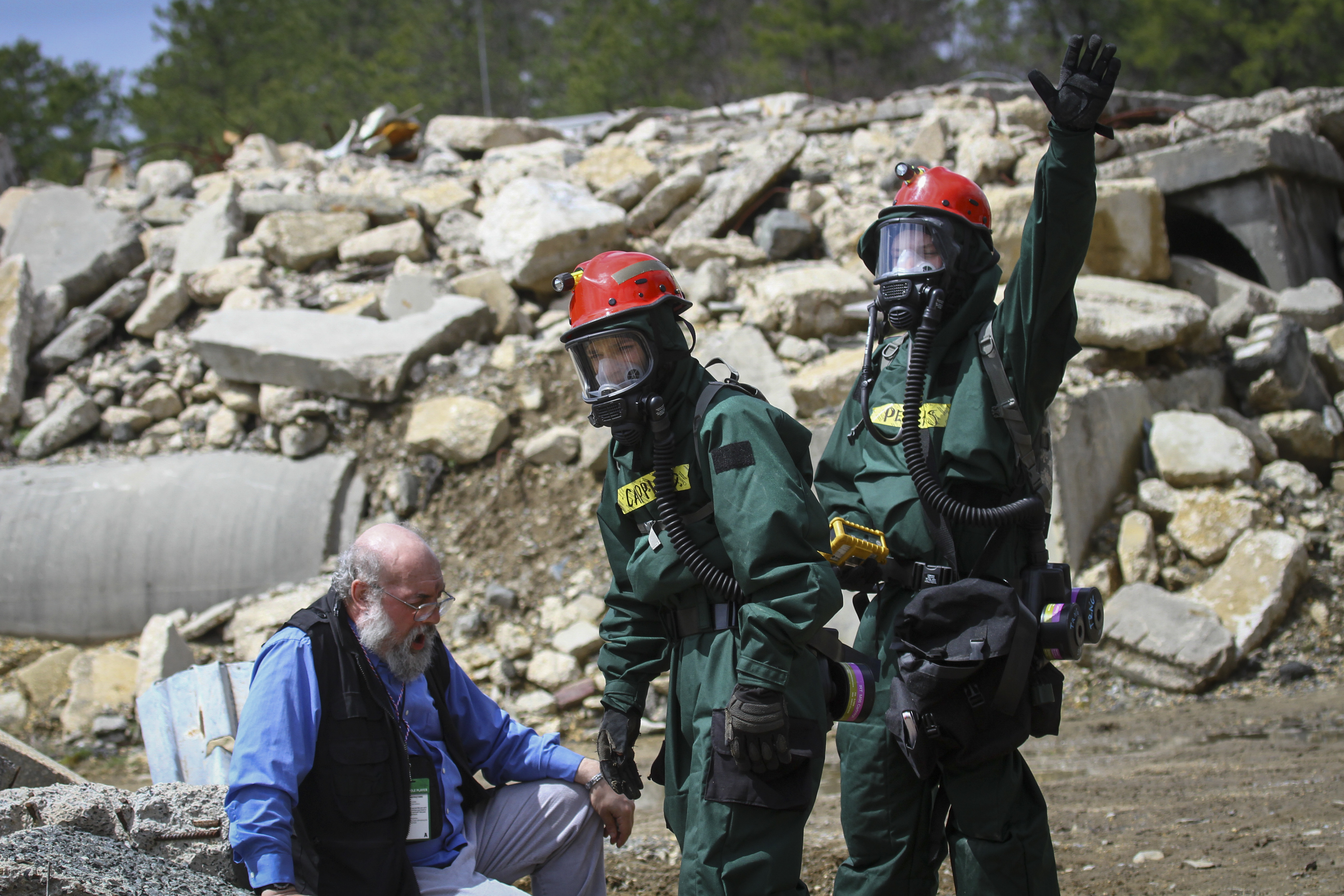 Army National Guard soldiers assist a simulated victim of an accident ...