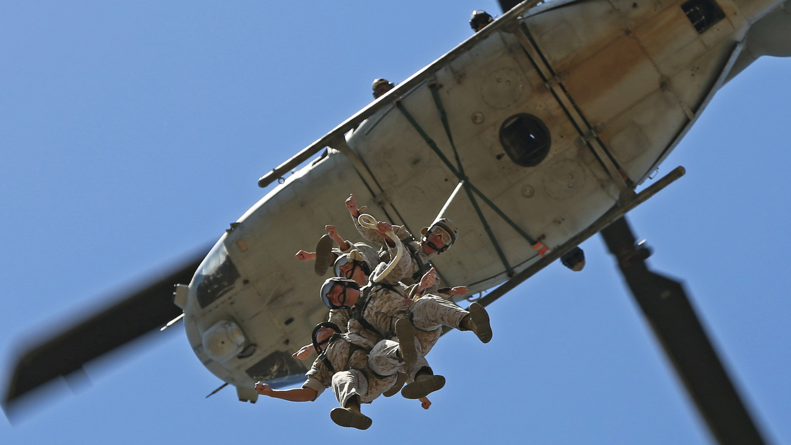 Recon students take off during HRST training > United States Marine ...