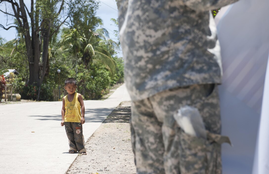 BK15 soldiers build rapport during visits to Palawan communities