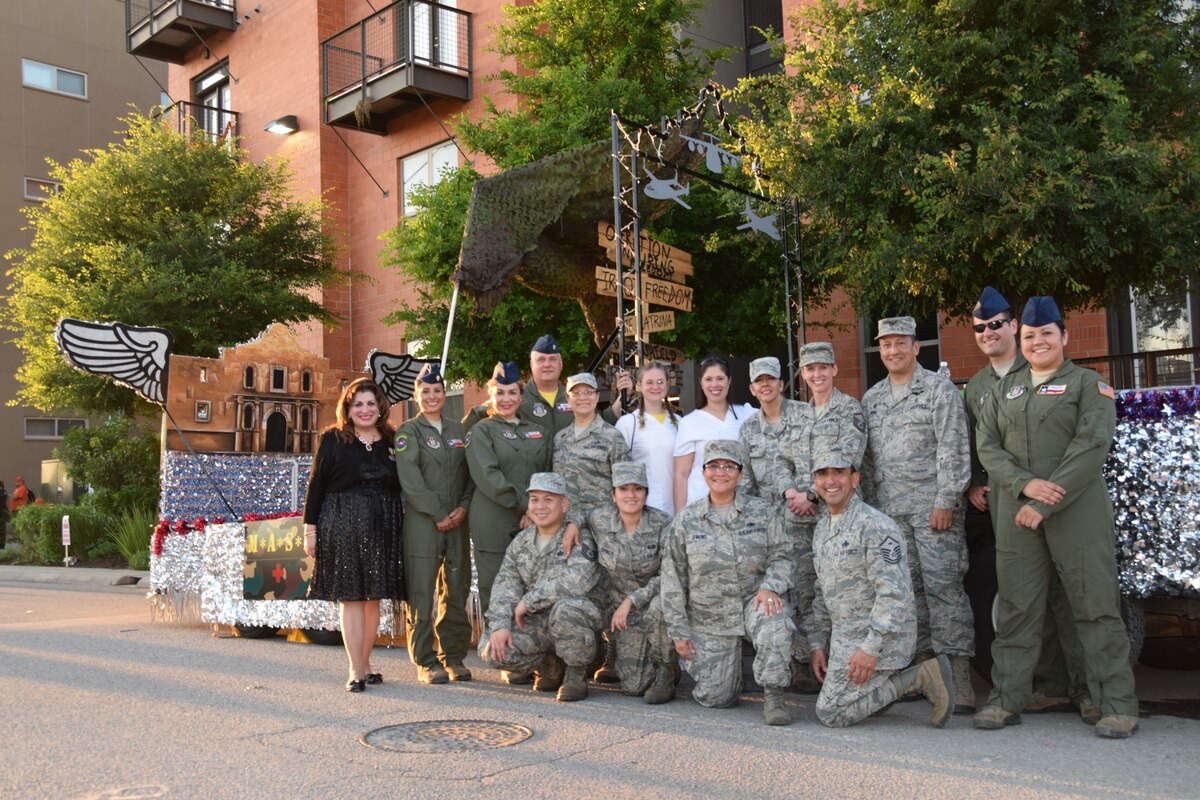 Military City U.S.A. cheers Alamo Wing's Flambeau float > 433rd Airlift ...
