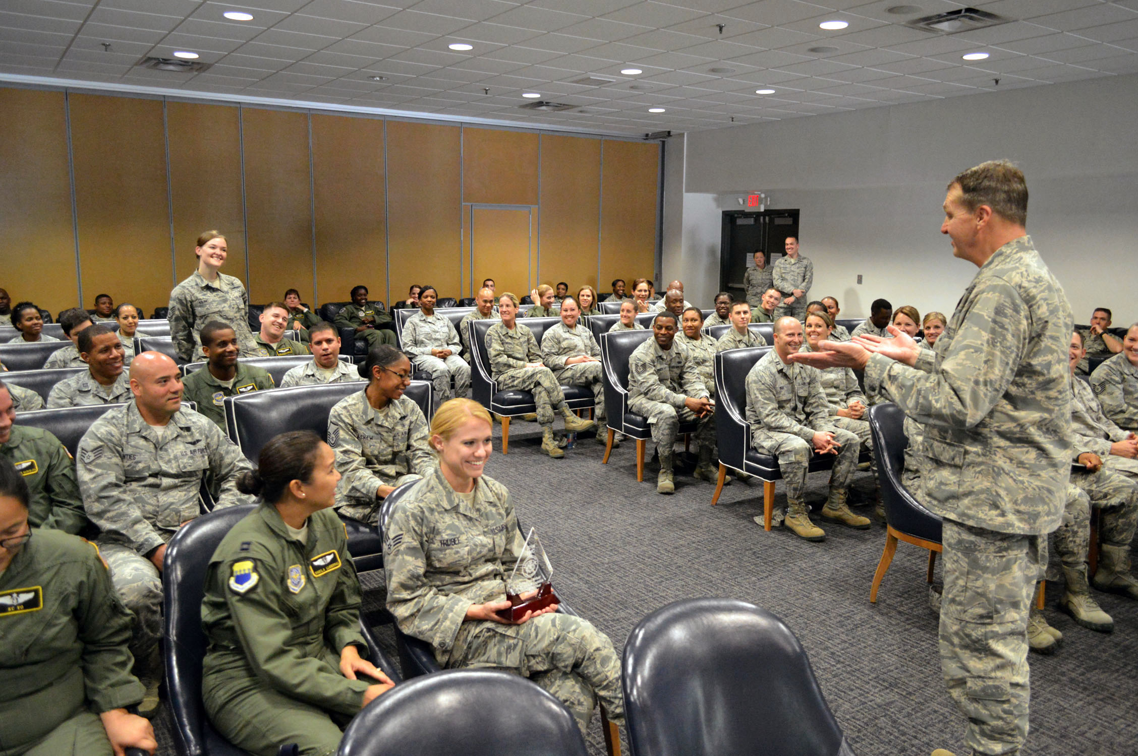 AMC Command Surgeon visits 43 AG > Pope Field > Article Display