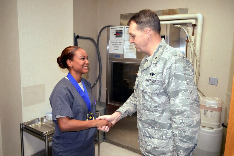 AMC Command Surgeon visits 43 AG > Pope Field > Article Display