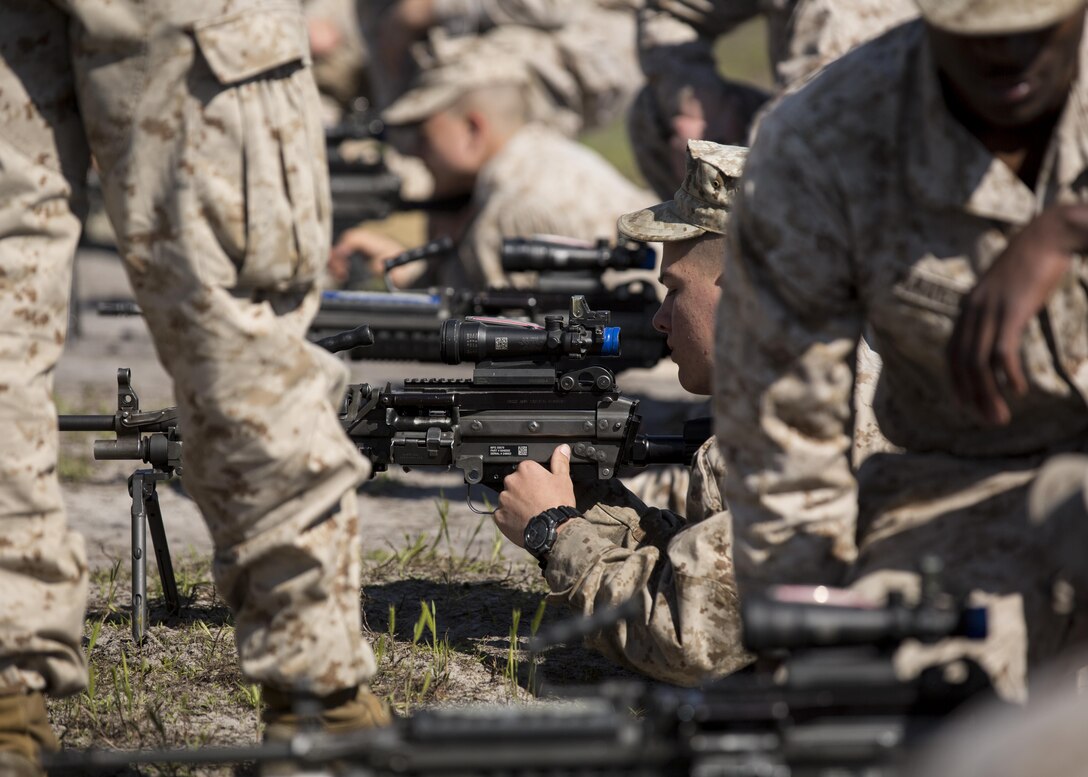 Letting bullets fly: 1/8 conducts medium and light machine-gun range