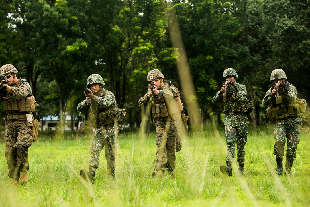U.S. Marines train Philippine Marine Corps