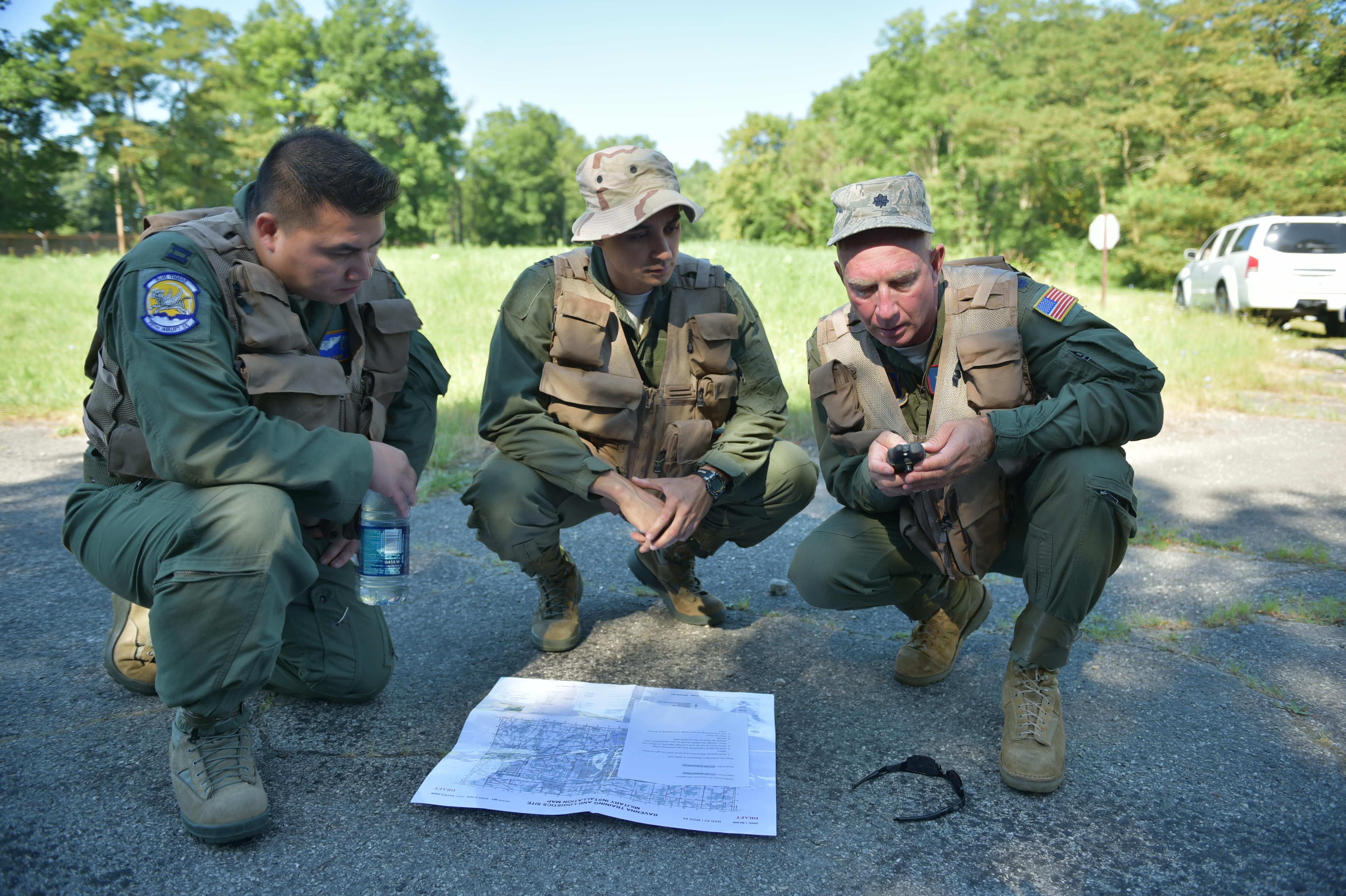 Survival course sends aircrew to the woods > Youngstown Air Reserve ...