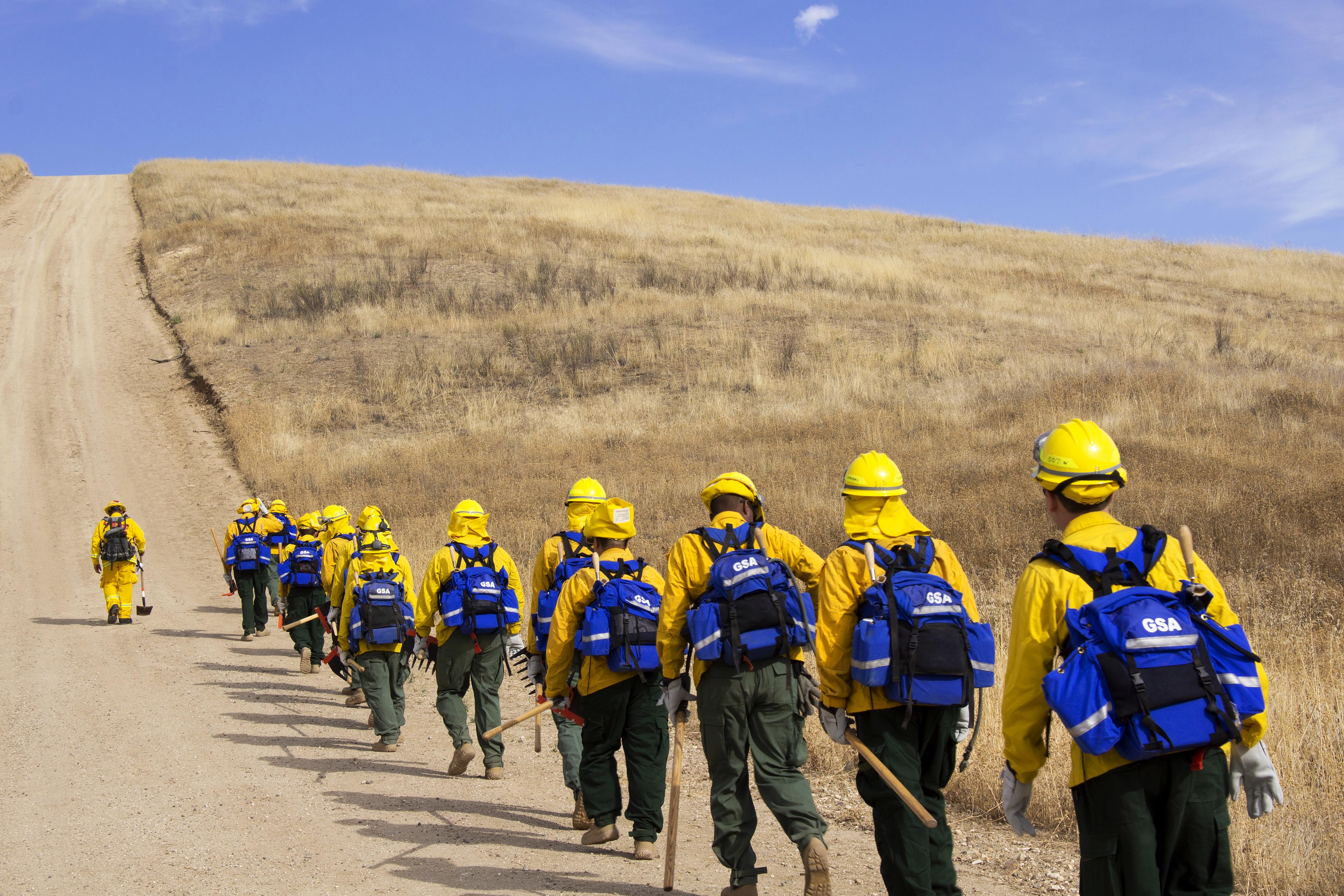 Soldiers practice wildfire hand crew techniques with instructors from ...