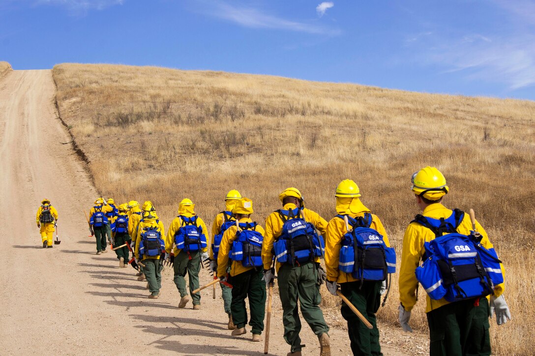 Soldiers practice wildfire hand crew techniques with instructors from ...