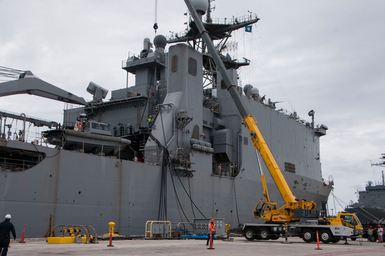 USS Ashland Back to Sea After Port Visit in Guam > United States Navy ...