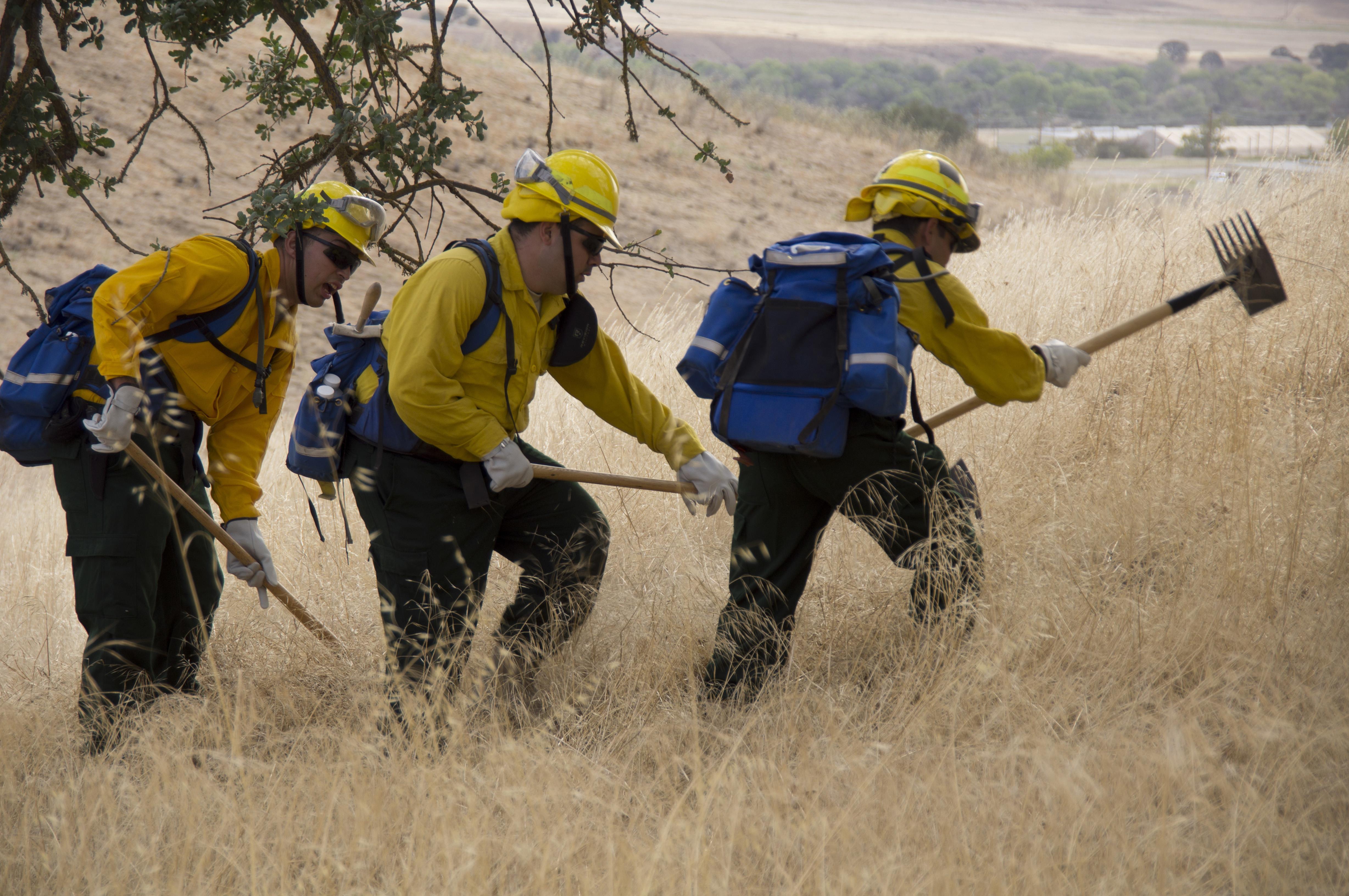 California Soldiers do hand crew training