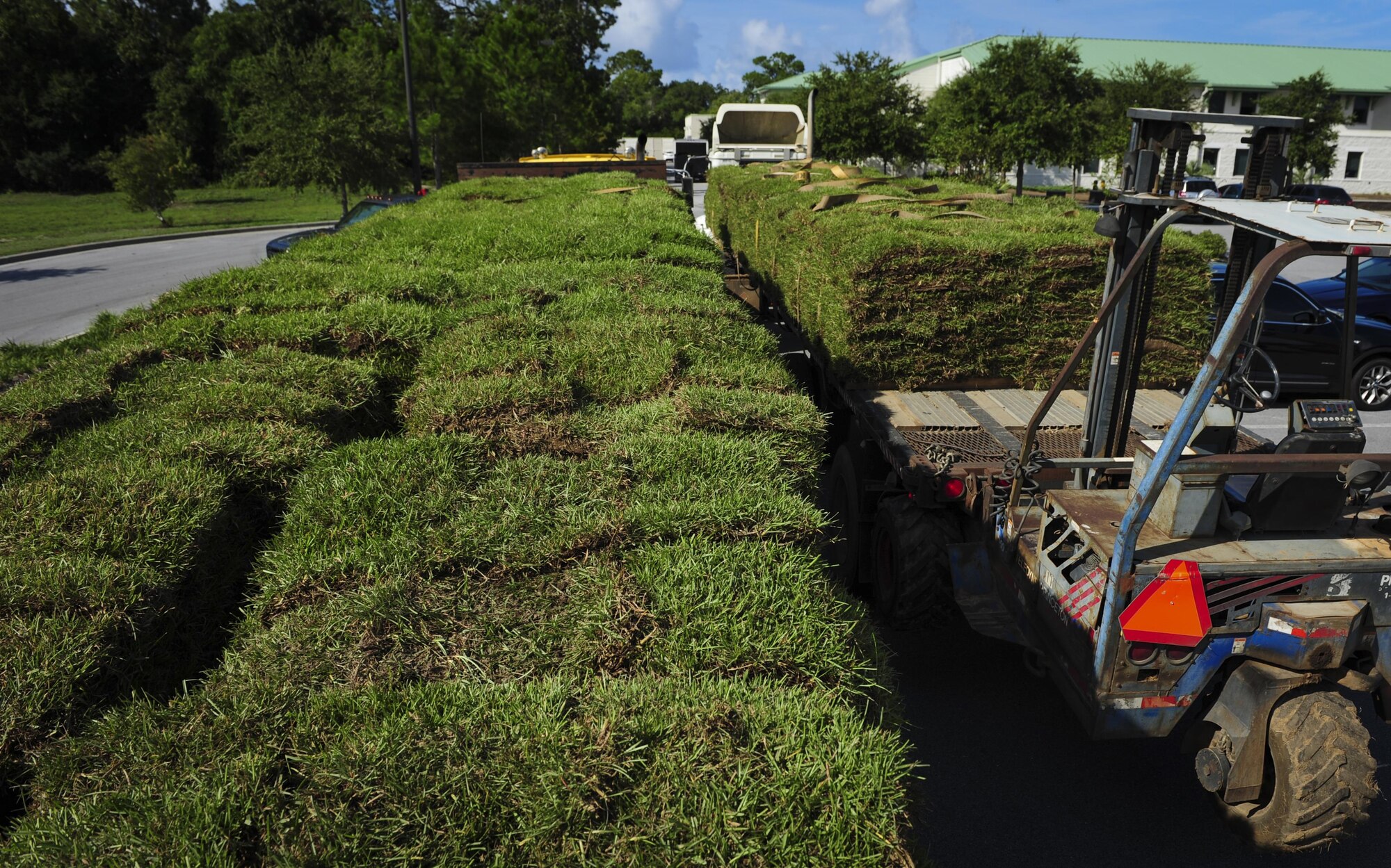 Soundside Lodging receives new lawn > Hurlburt Field > Article Display