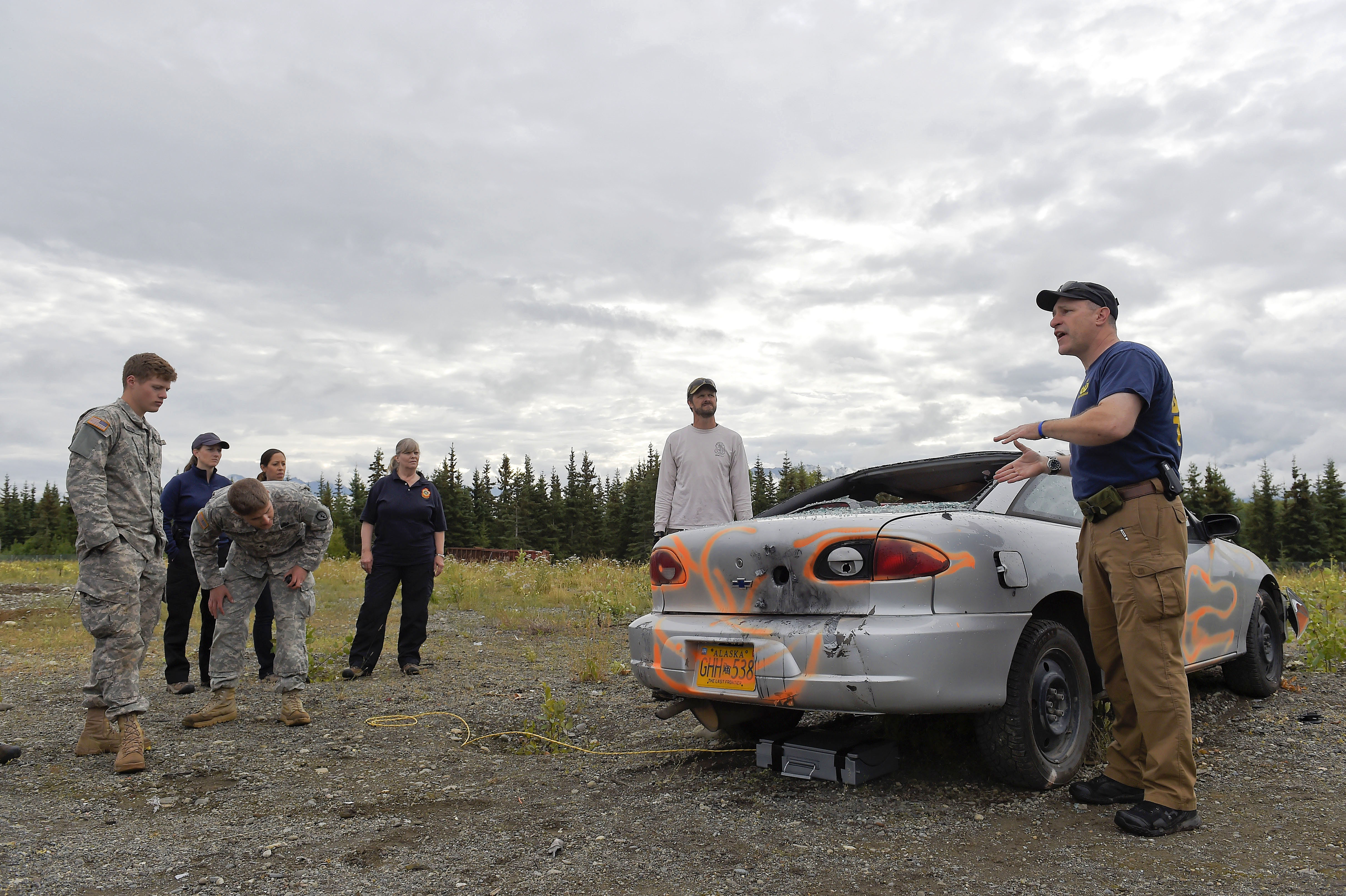 FBI special agent bomb technician James Elliott instructs airmen and ...
