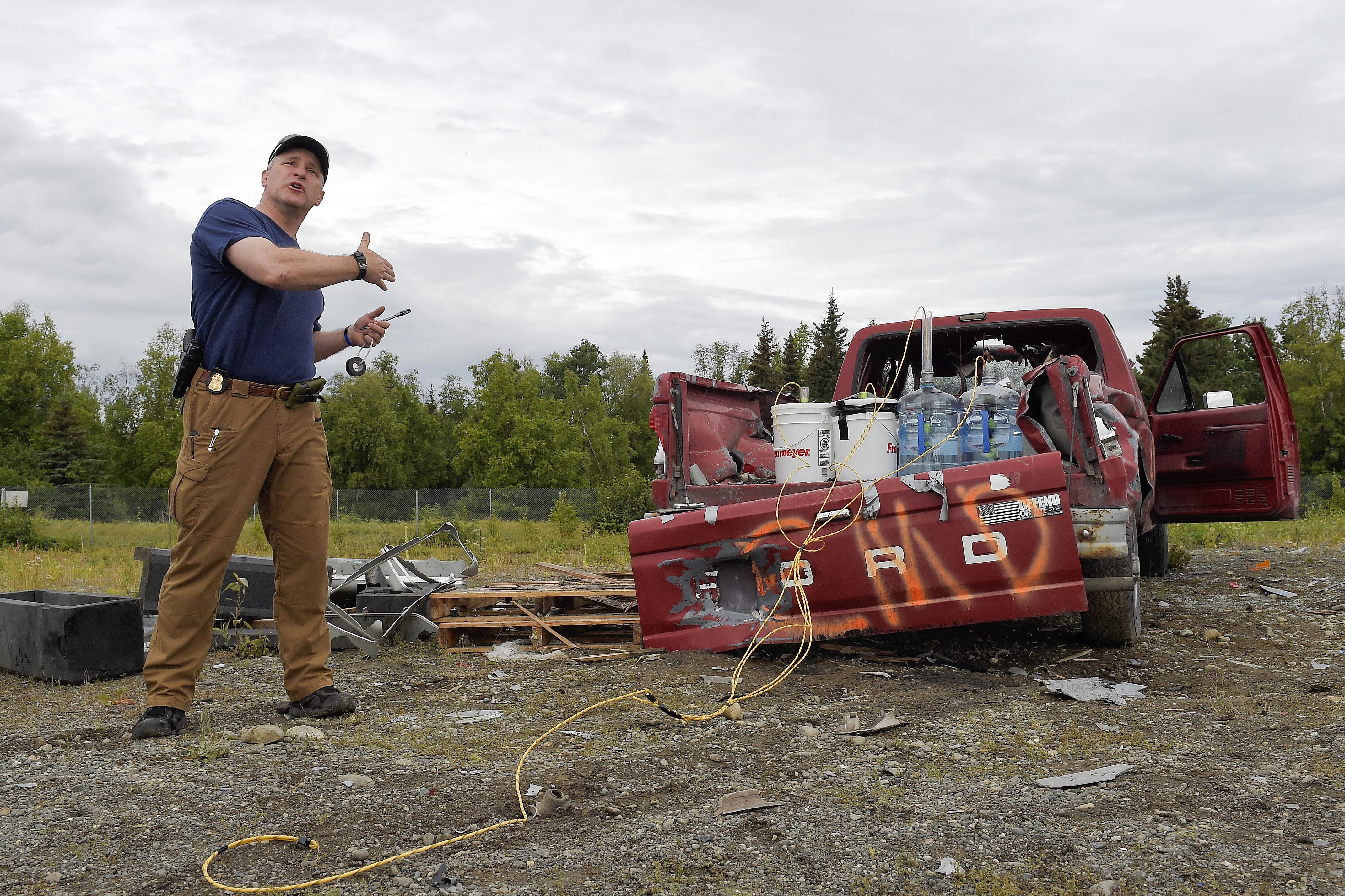 FBI special agent bomb technician James Elliott explains the ...