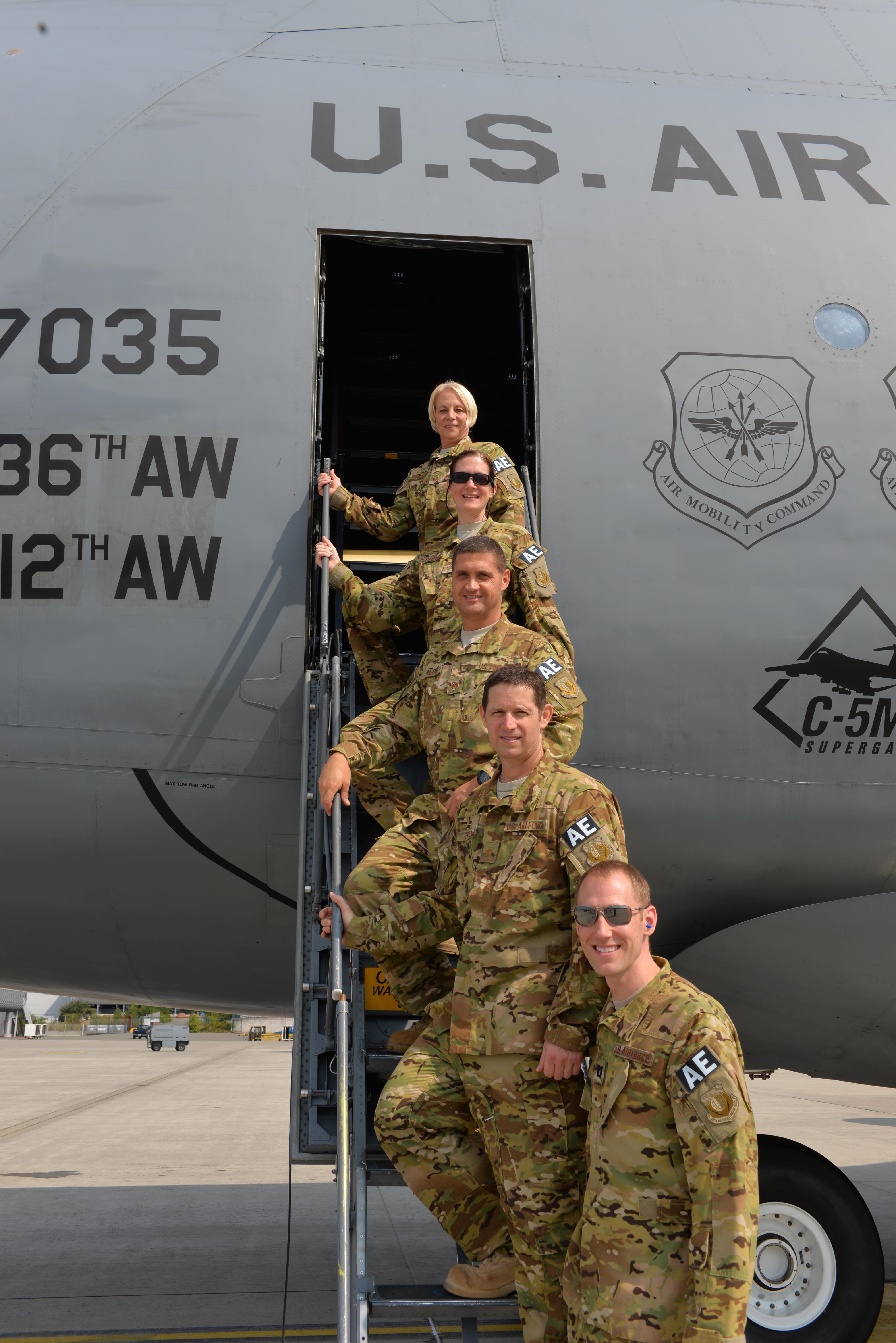 Aeromedical Evacuation teams keep patients moving > Air Force Medical ...
