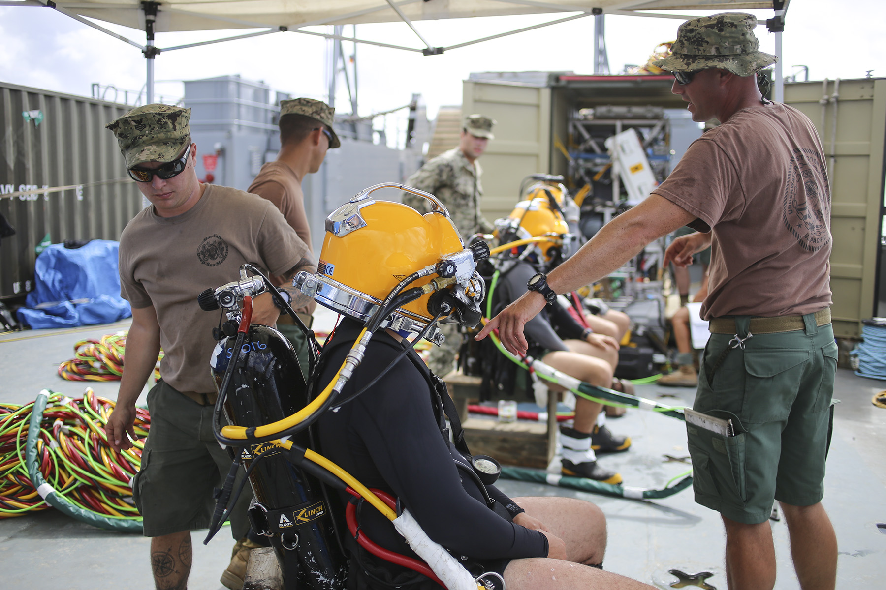 Navy Divers Conduct Training Dives Off Roi Island > Seabee Magazine ...