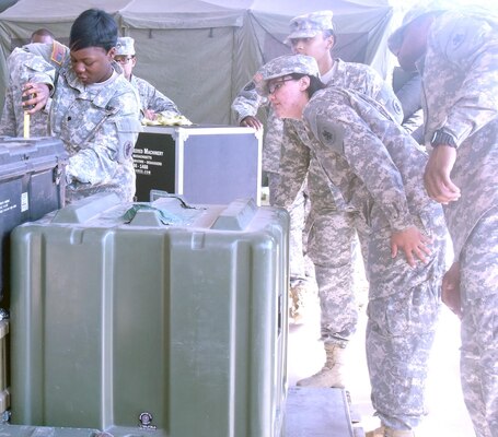 Army South Soldiers learn the art of building and loading a pallet ...