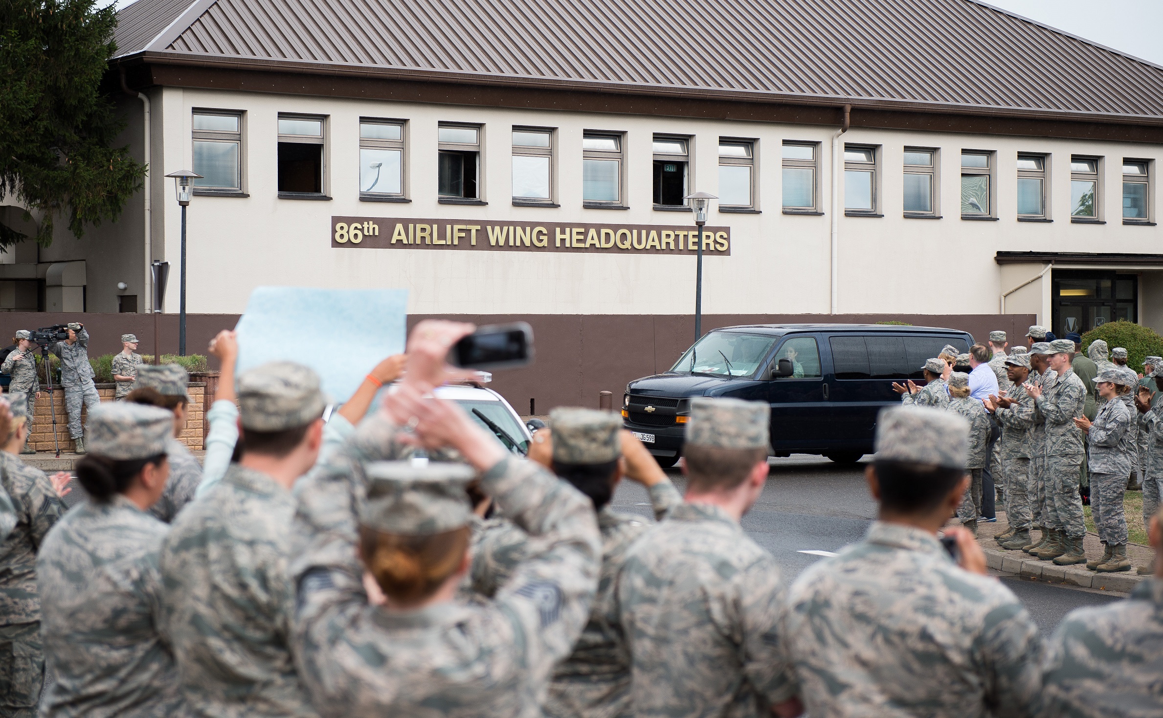 U.S. service members receive 'heroic welcome' at Ramstein > Ramstein ...