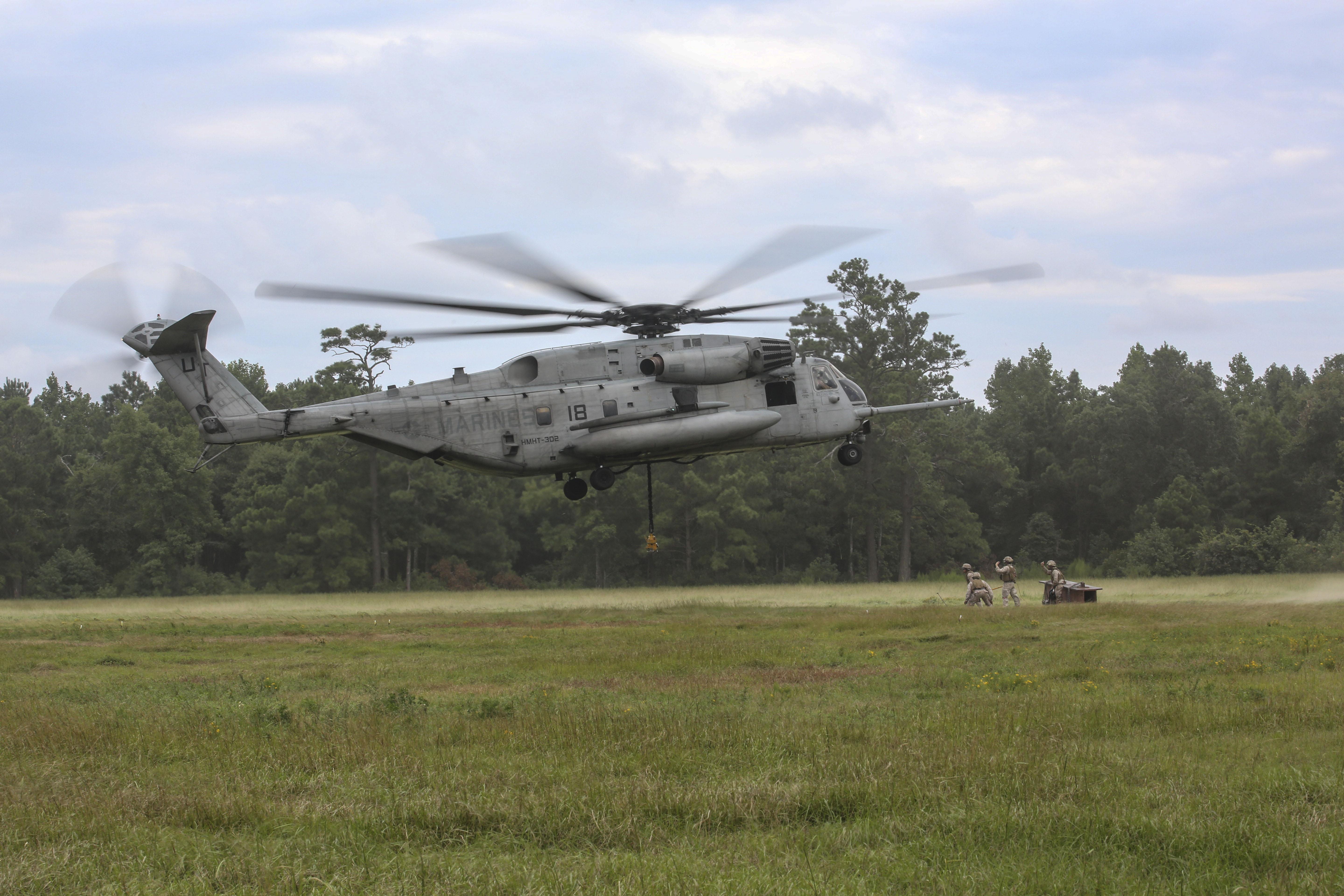 HMHT-302 demonstrates CH-53E capabilities with 2nd Transportation Battalion