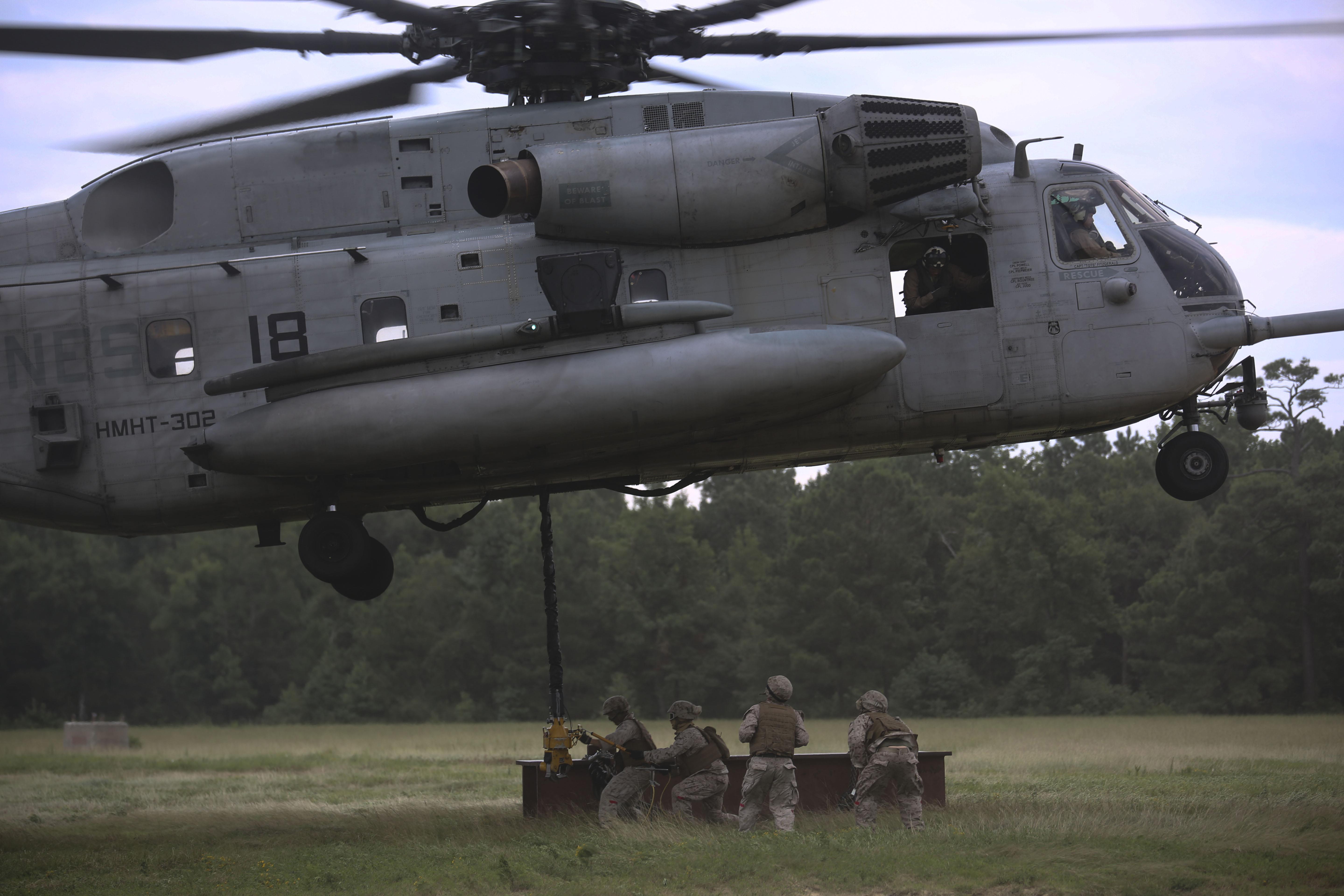 HMHT-302 demonstrates CH-53E capabilities with 2nd Transportation Battalion