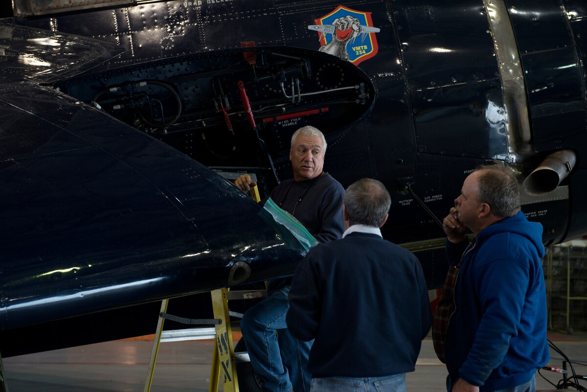 Scott assists WWII era aircraft for flight > Scott Air Force Base ...