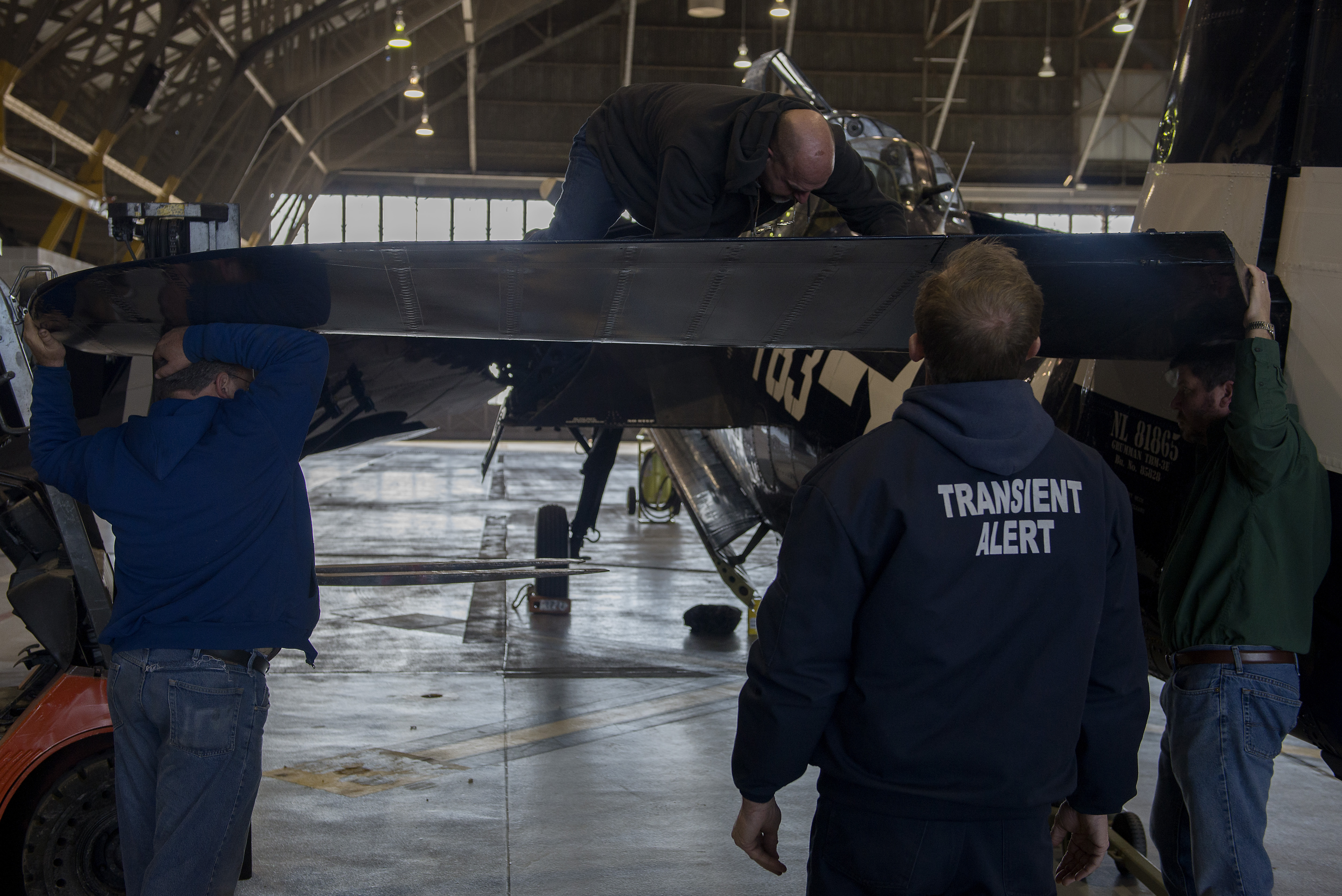 Scott assists WWII era aircraft for flight > Scott Air Force Base ...