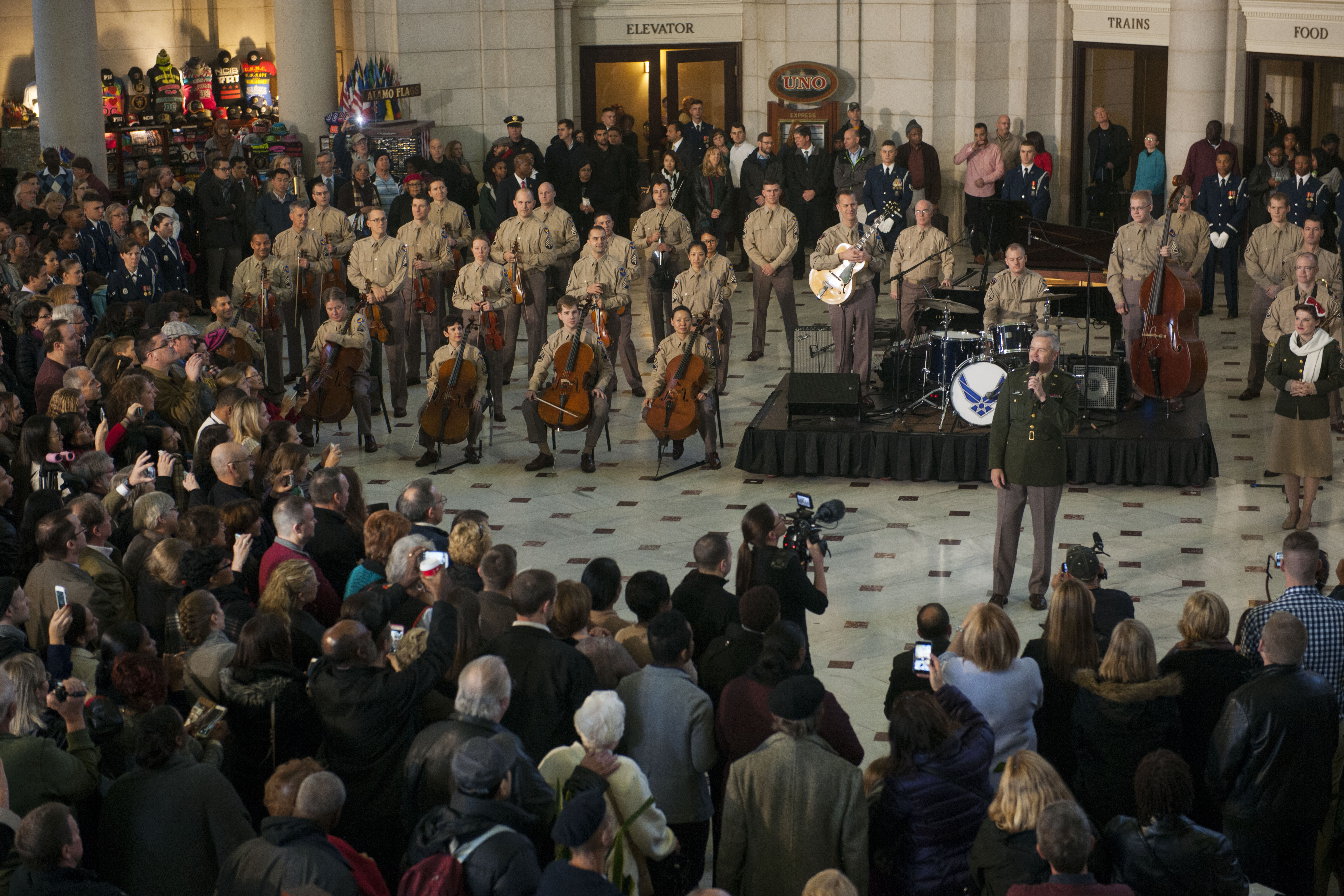 USAF Band surprises commuters at Union Station > Air Force District of ...
