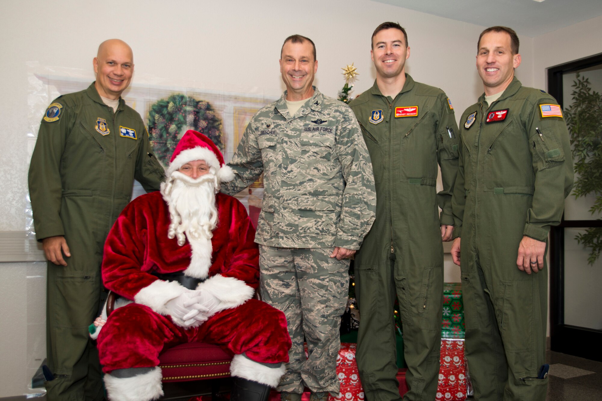 Santa visits the 913th Airlift Group > 913th Airlift Group > News