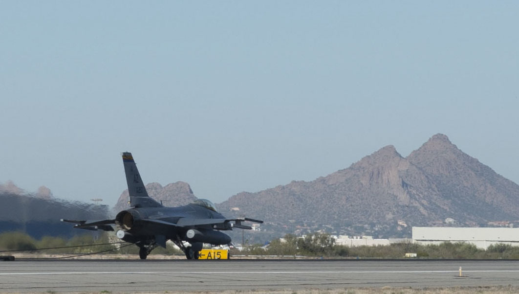An Arizona Air National Guard F-16 Fighting Falcon catches the barrier ...